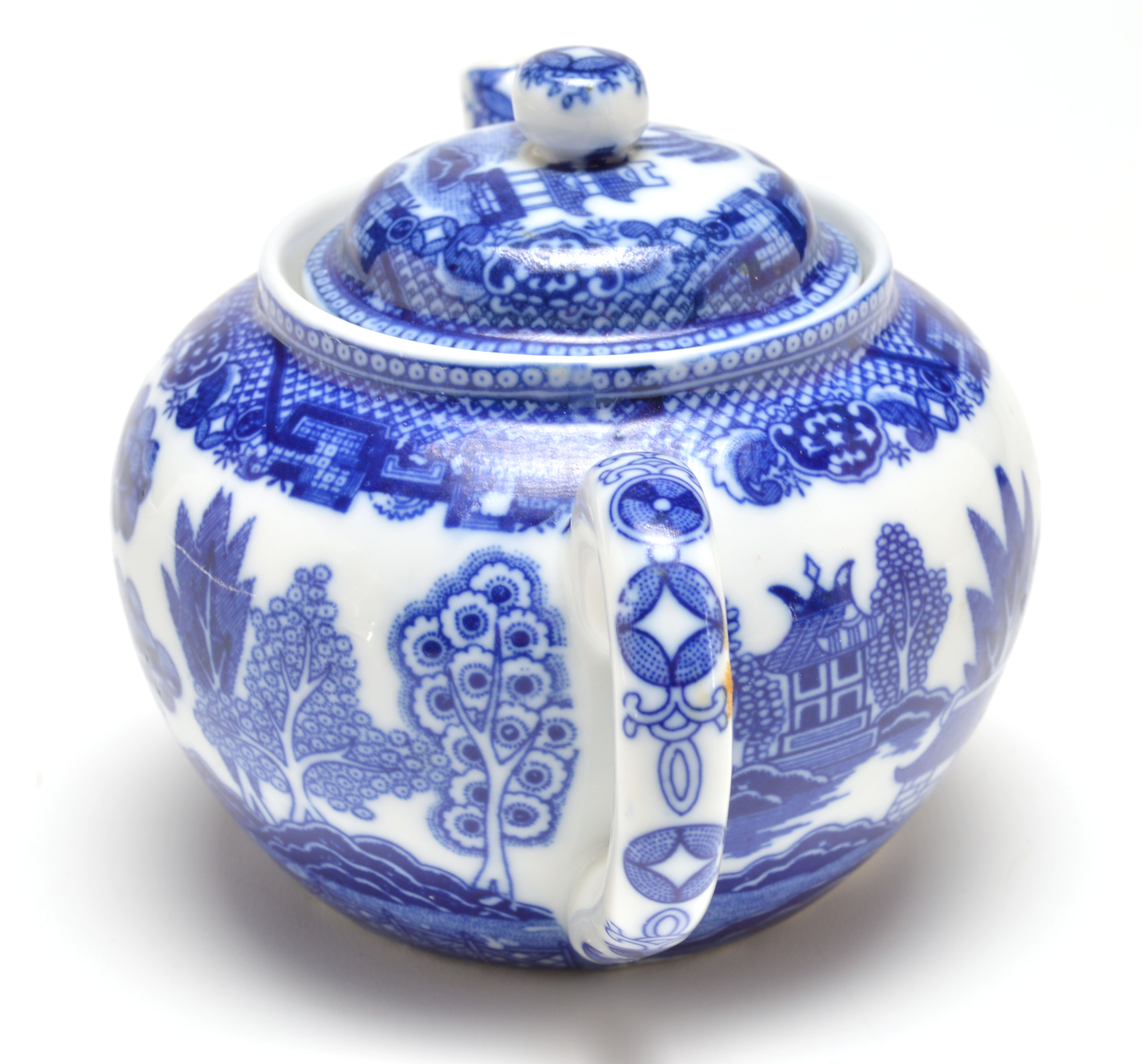 Porcelain Teapot in "Blue Willow" Pattern | EBTH