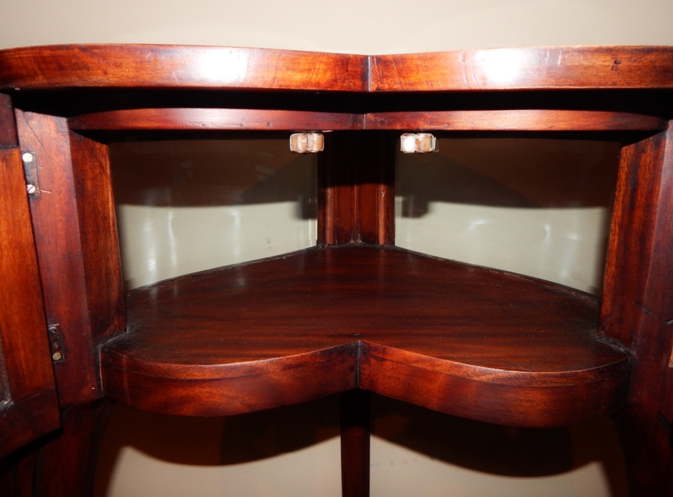 Mahogany Heart-Shaped Table | EBTH