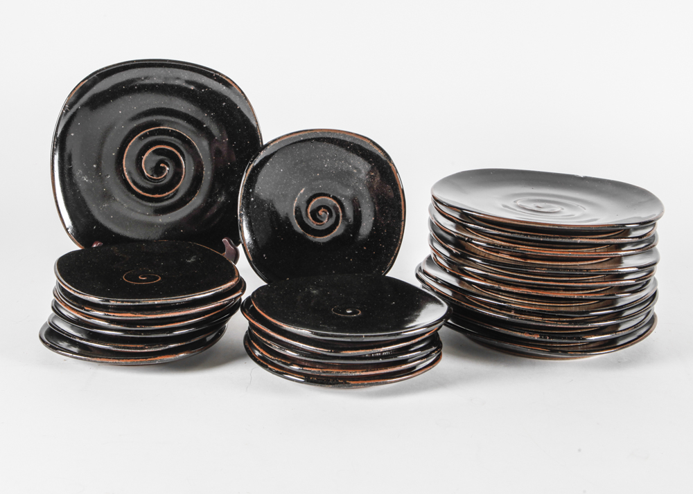 Clary Illian Artisan Pottery Plate Sets | EBTH