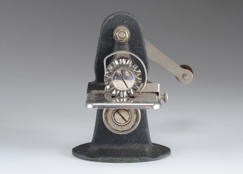 Singer Ball Bearing Hand Operated Pinker | EBTH