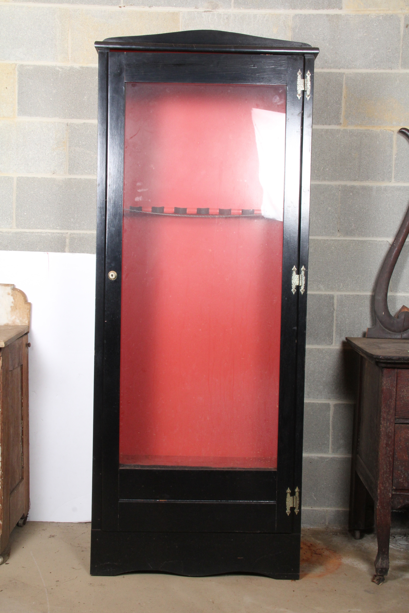 Vintage Black Lacquered Glass Rifle Display Case | EBTH