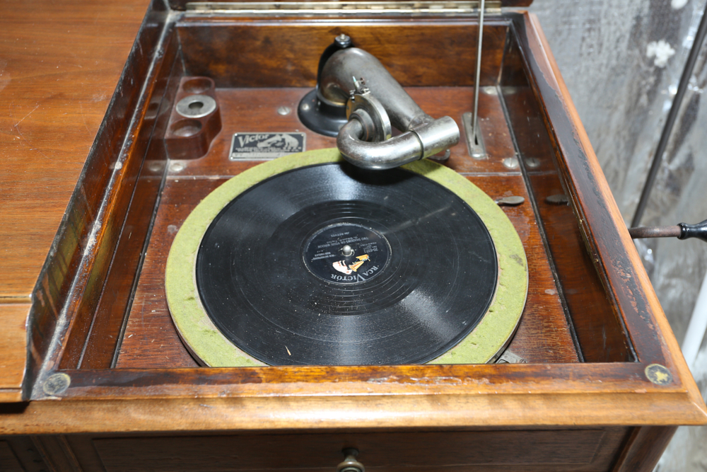 Victor Victrola VV-215 Phonograph Console | EBTH