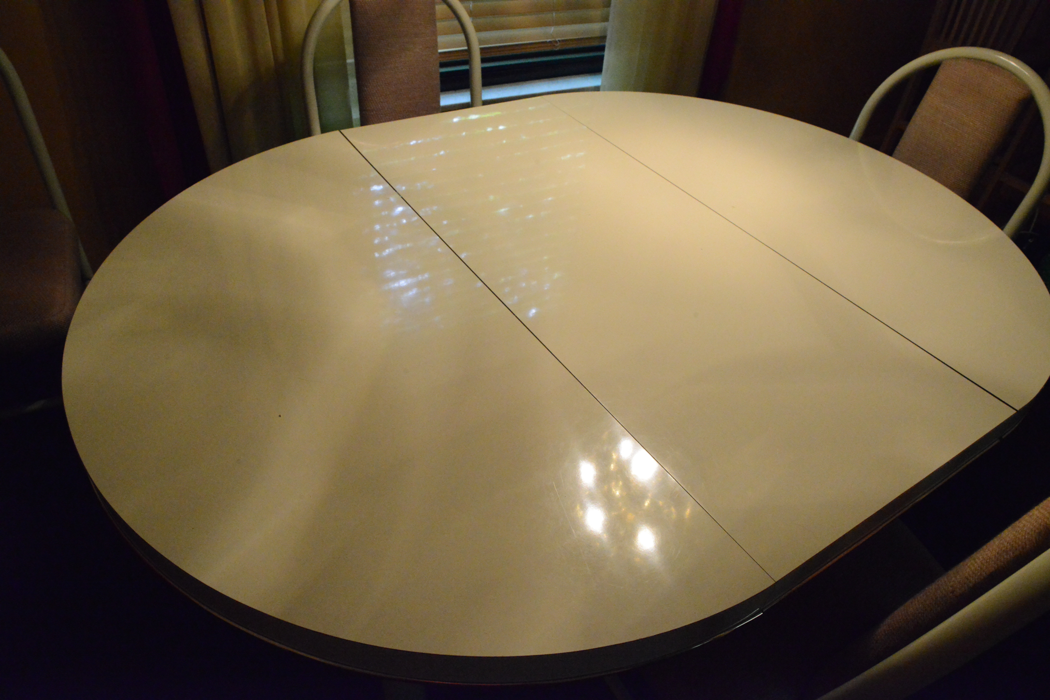 Vintage Off-White Table with Chairs | EBTH