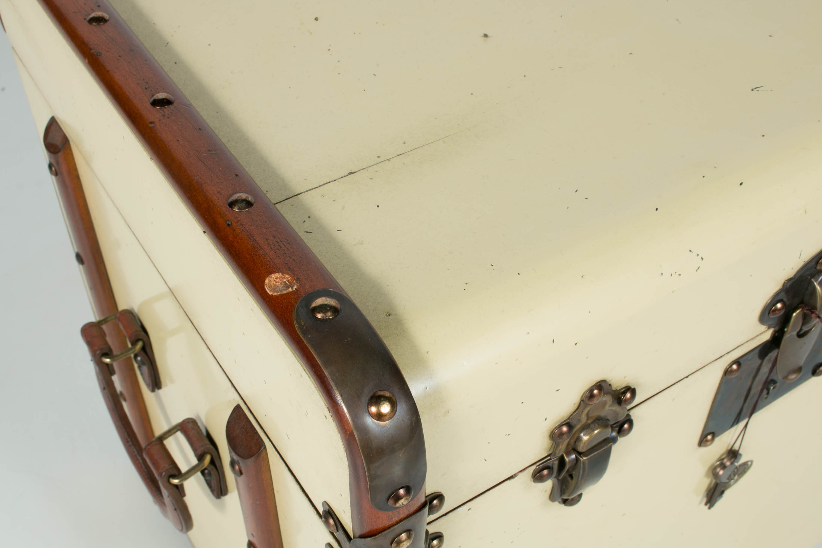 Cream Tone Trunk from Authentic Models | EBTH