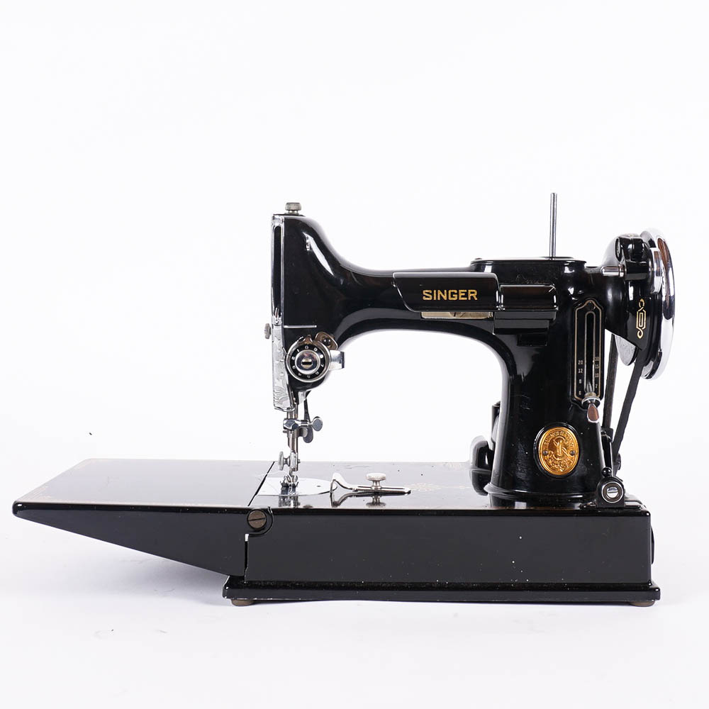 Circa 1939 Singer Featherweight Sewing Machine, Model 221-1 | EBTH