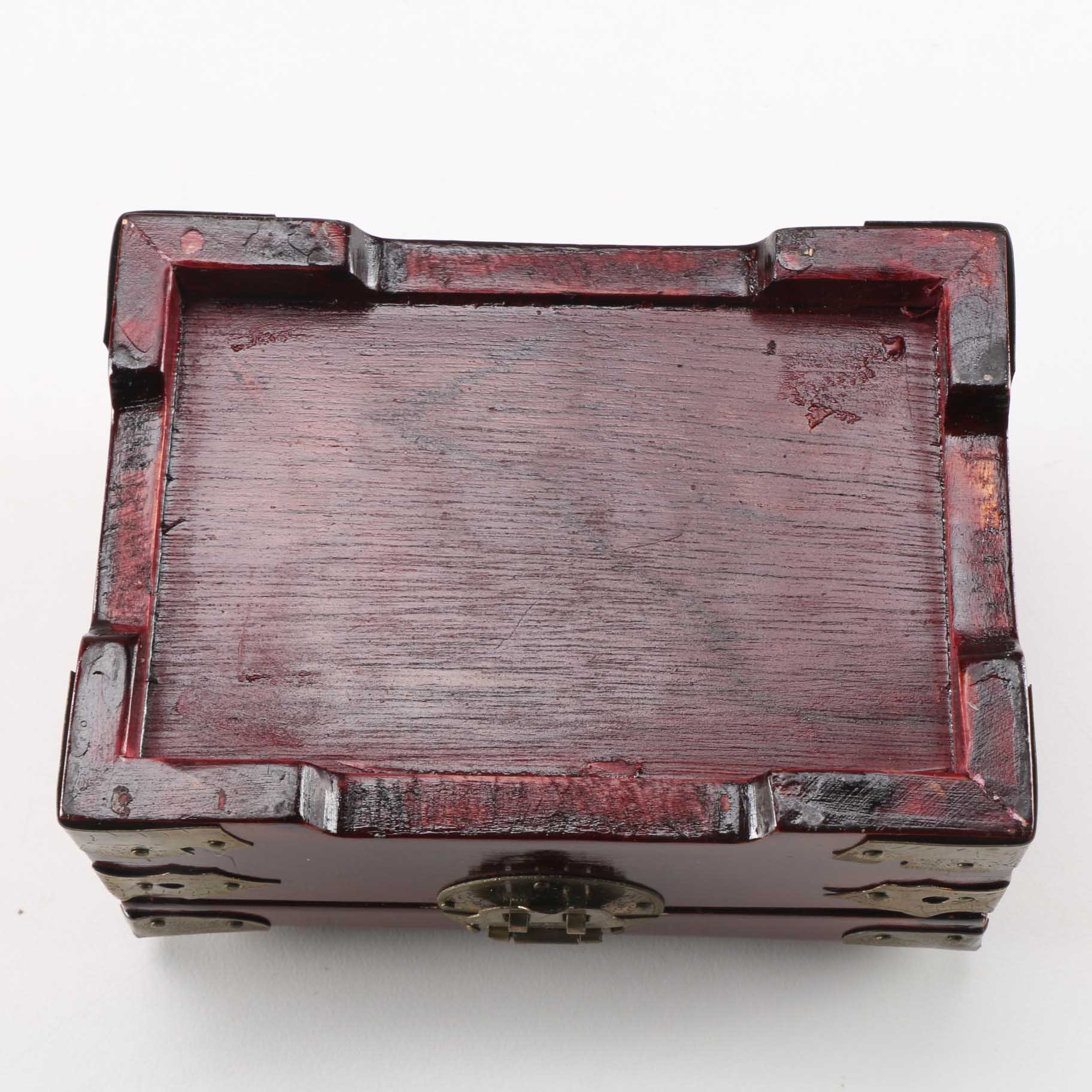 Collection of Chinese Decorative Items | EBTH