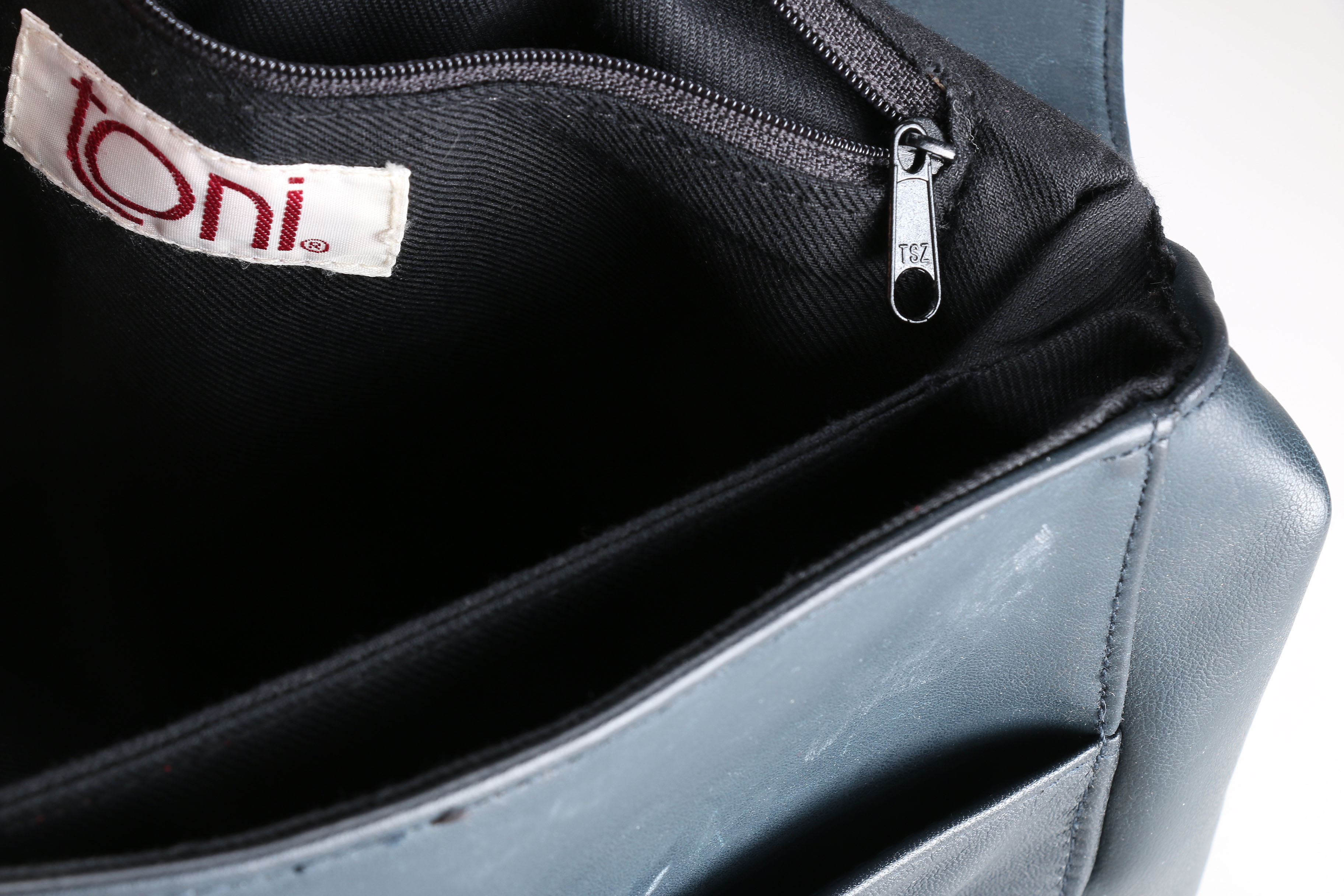 Desmo, Izzimo and Toni Handbags | EBTH