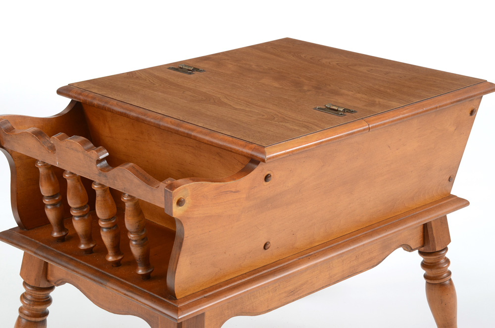 Early American Style Dough Box End Table | EBTH