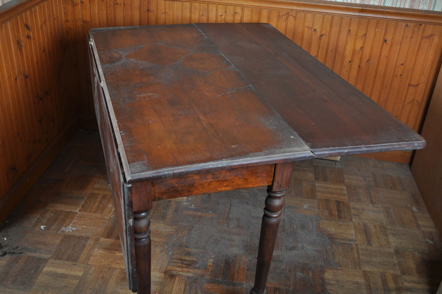 Antique Cherry Drop Leaf Dining Table | EBTH