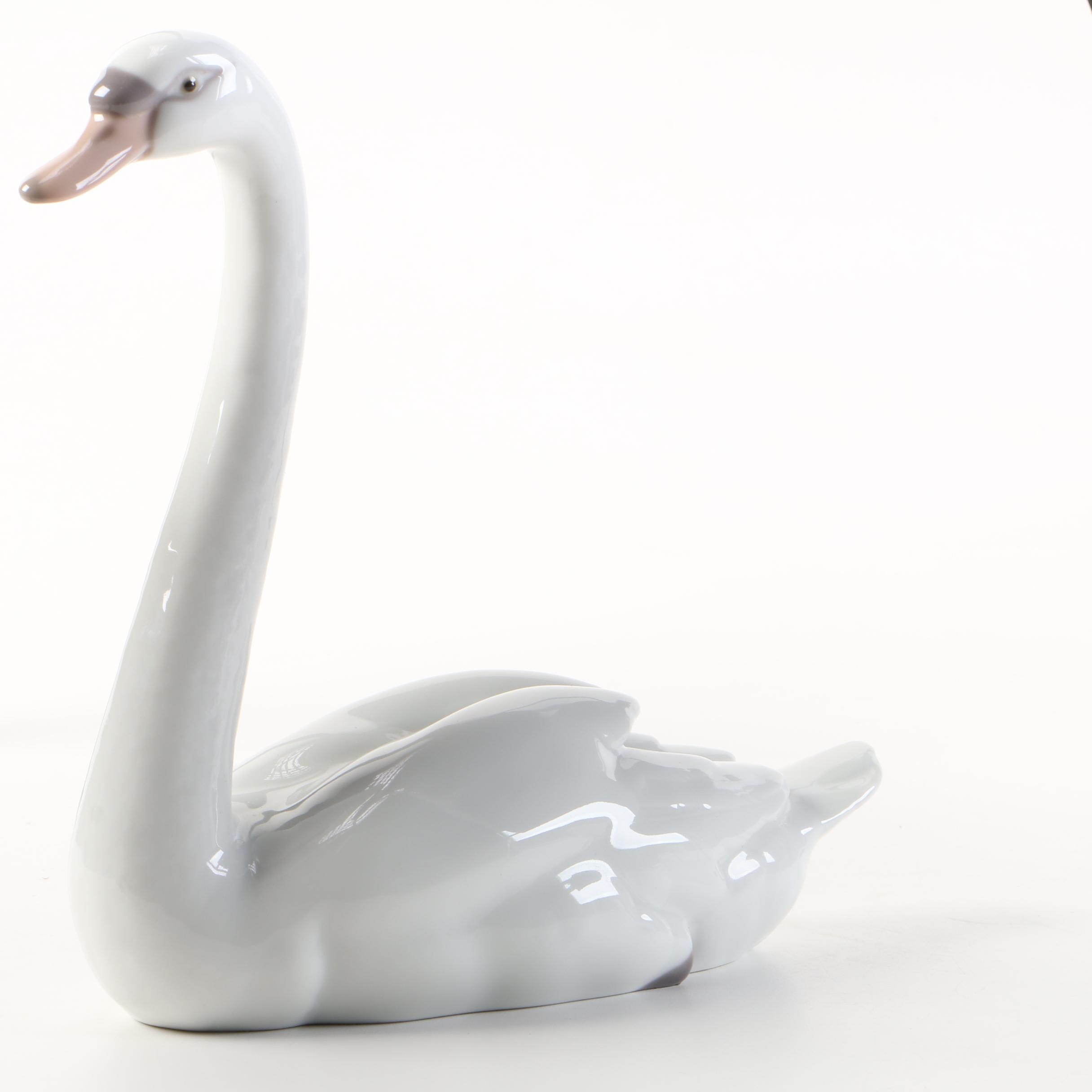 Lladró "Graceful Swan" Porcelain Figurine | EBTH