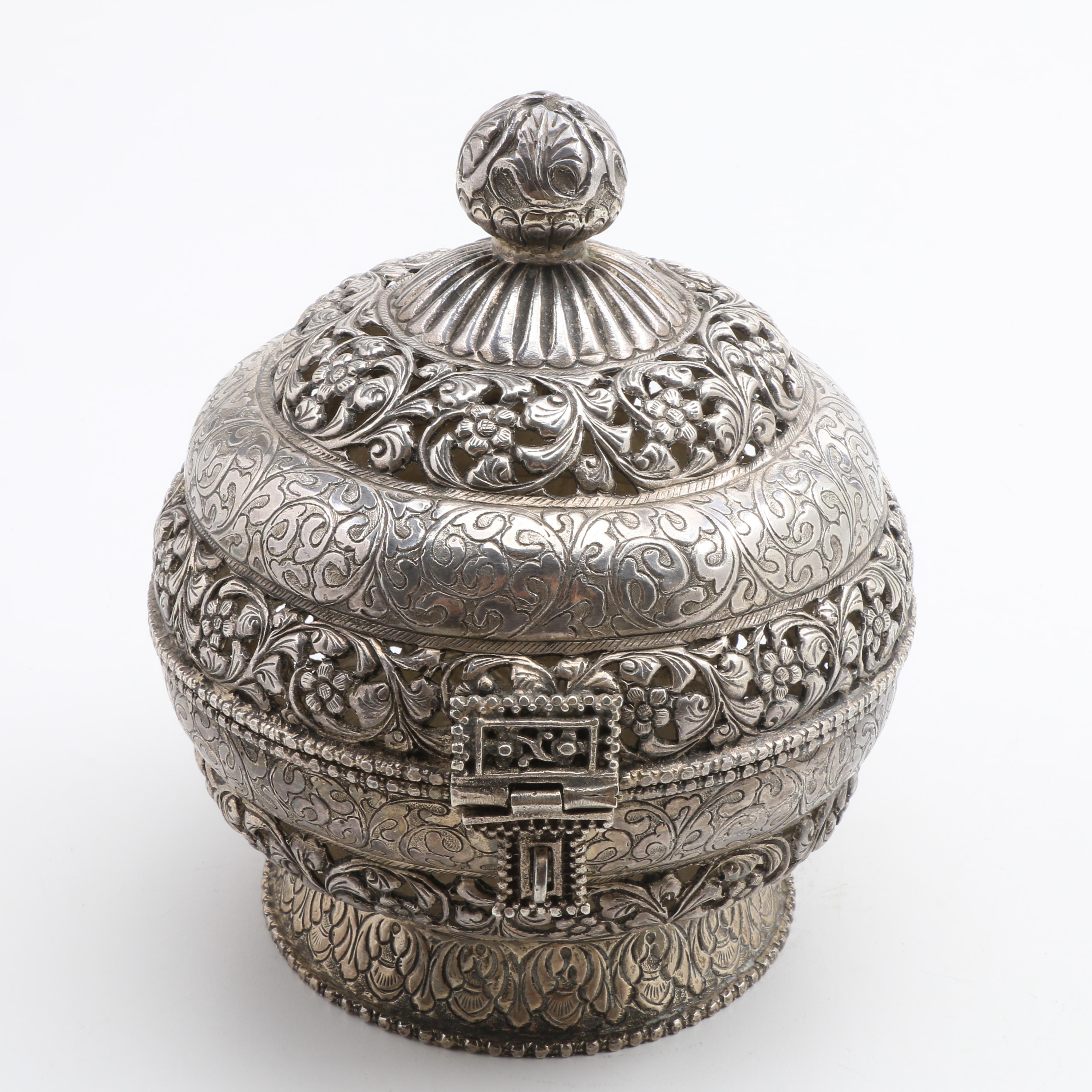 Vintage Southeast Asian 750 Silver Hinged Round Box with Pierce Work | EBTH