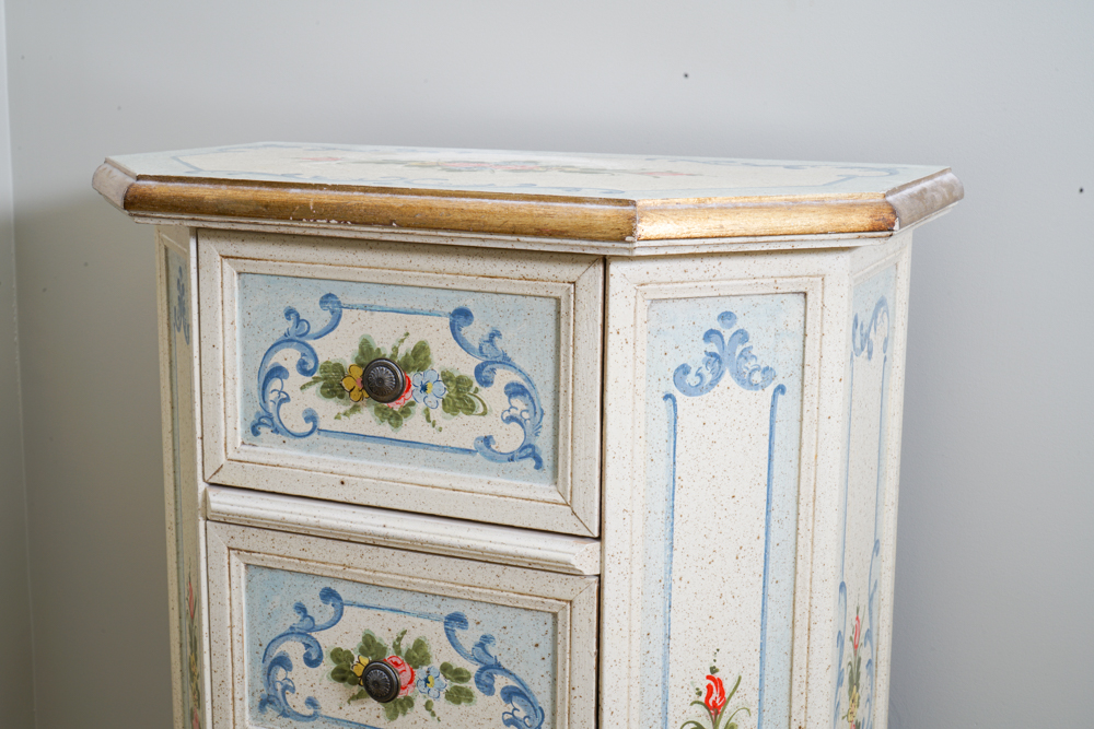 Vintage Italian Painted Chest of Drawers | EBTH