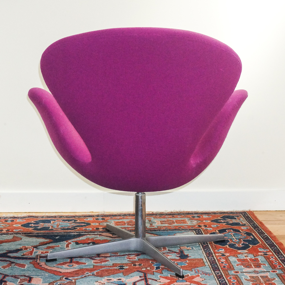 Mid Century Modern Magenta Chair after "Swan" by Arne Jacobsen | EBTH