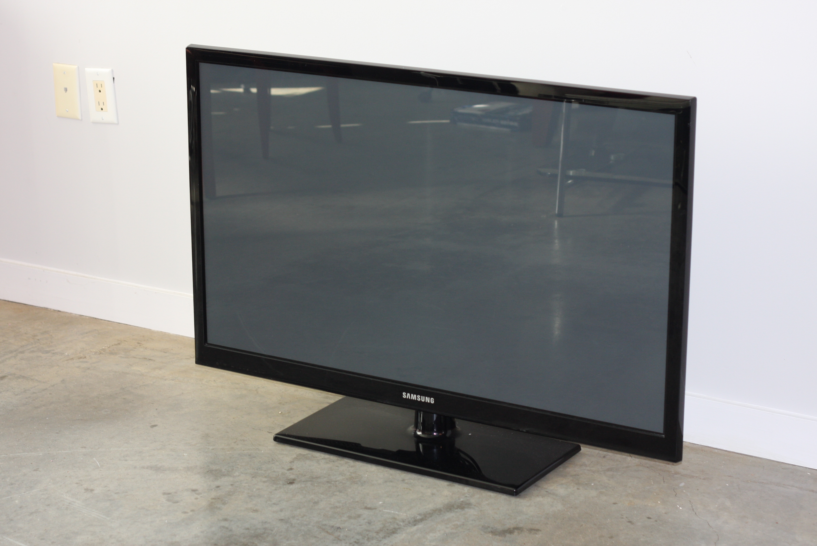 Samsung 46" Plasma Television and Magnavox DVD Player | EBTH