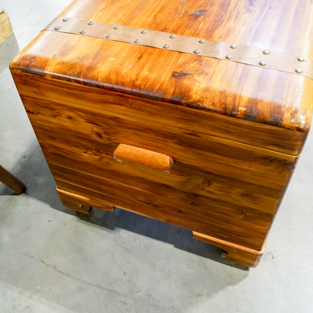 Vintage Cedar Chest by Roos | EBTH