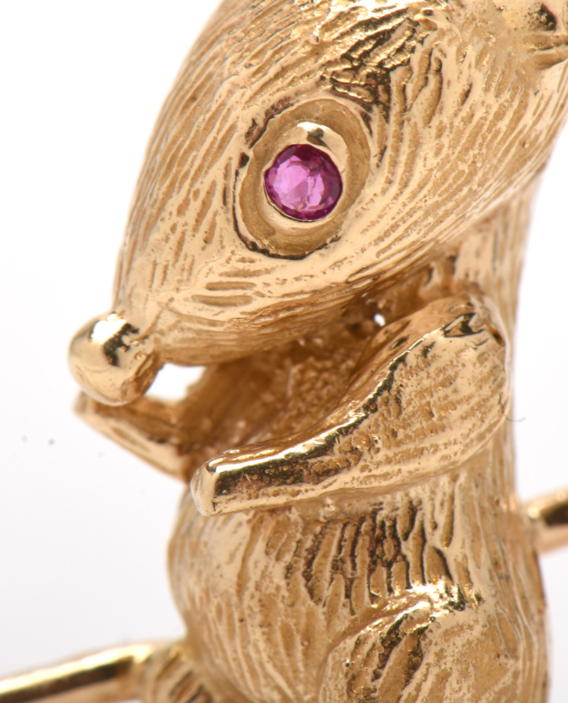 Vintage 14K Yellow Gold Mouse Brooch with a Ruby Eye | EBTH