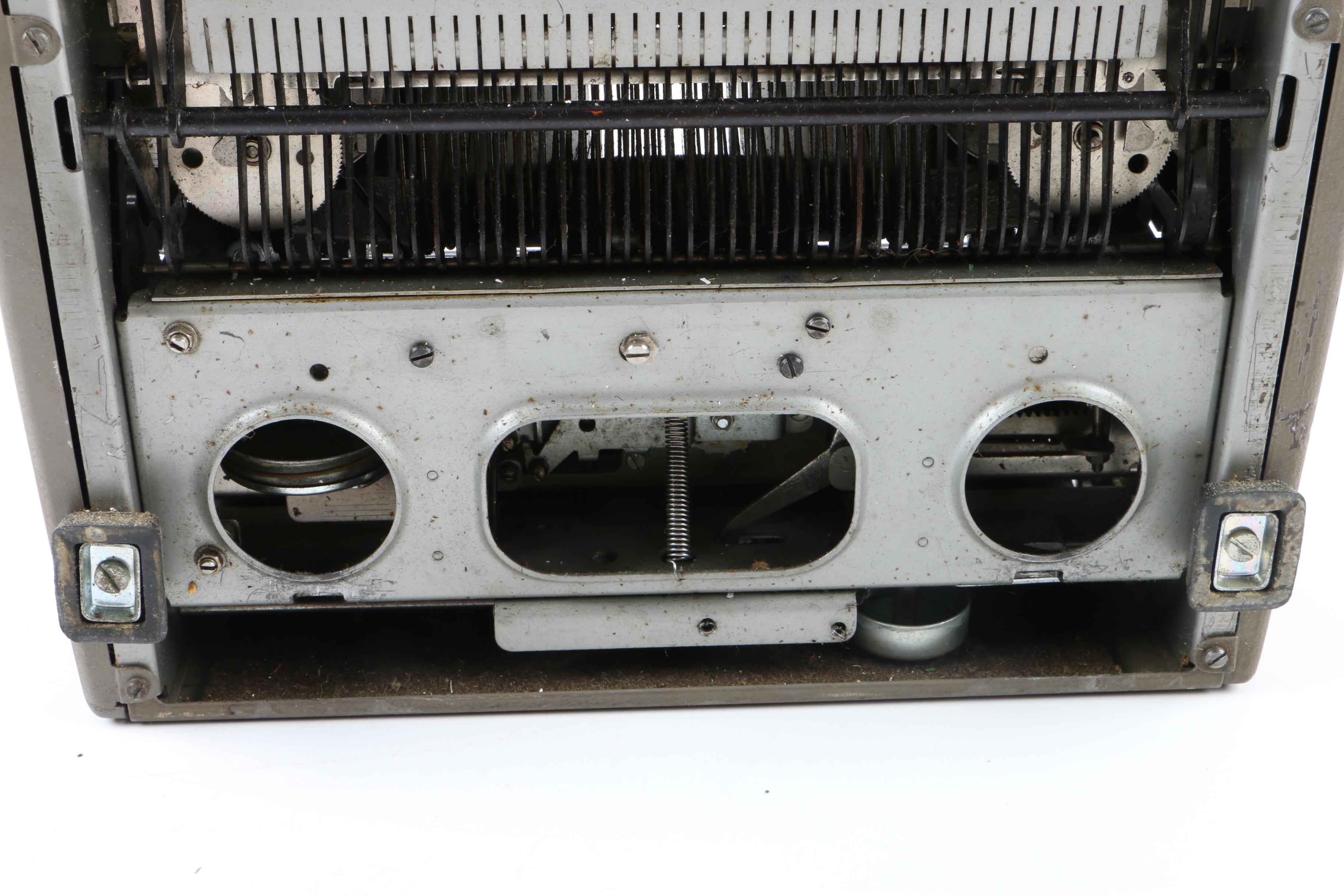 1950s Remington Quiet-Riter Typewriter with Case | EBTH