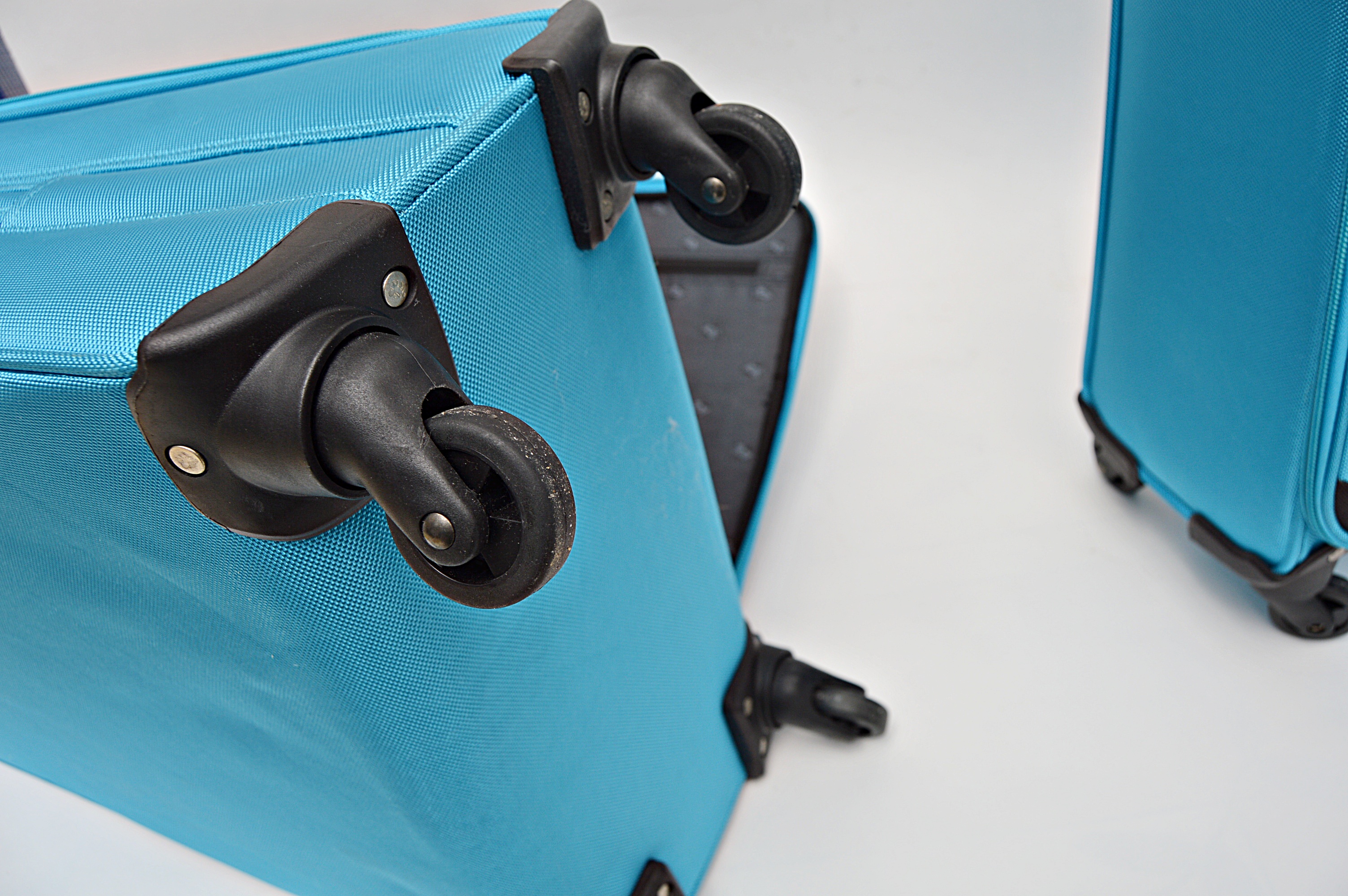 Heys Aerolite "Stratos" Rolling Suitcases | EBTH