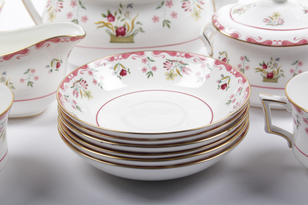 Wedgwood Williamsburg "Bianca" Tea Service | EBTH