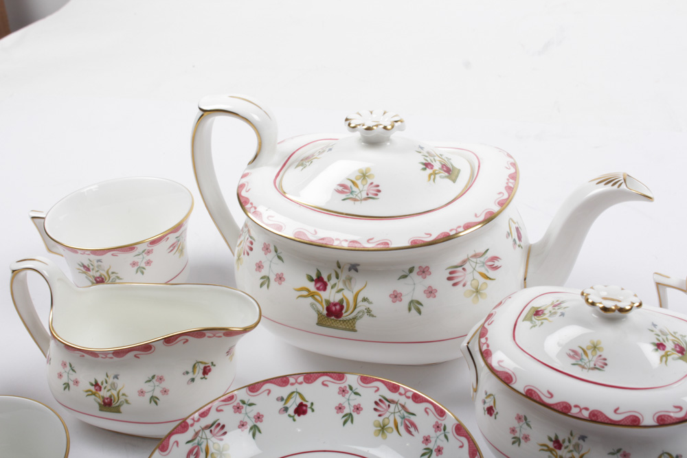 Wedgwood Williamsburg "Bianca" Tea Service | EBTH