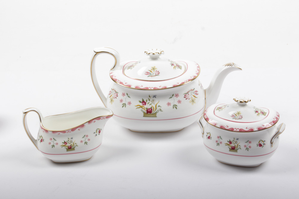Wedgwood Williamsburg "Bianca" Tea Service | EBTH
