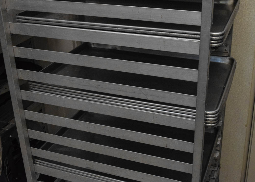 Commercial Rolling Racks and Sheet Pans | EBTH