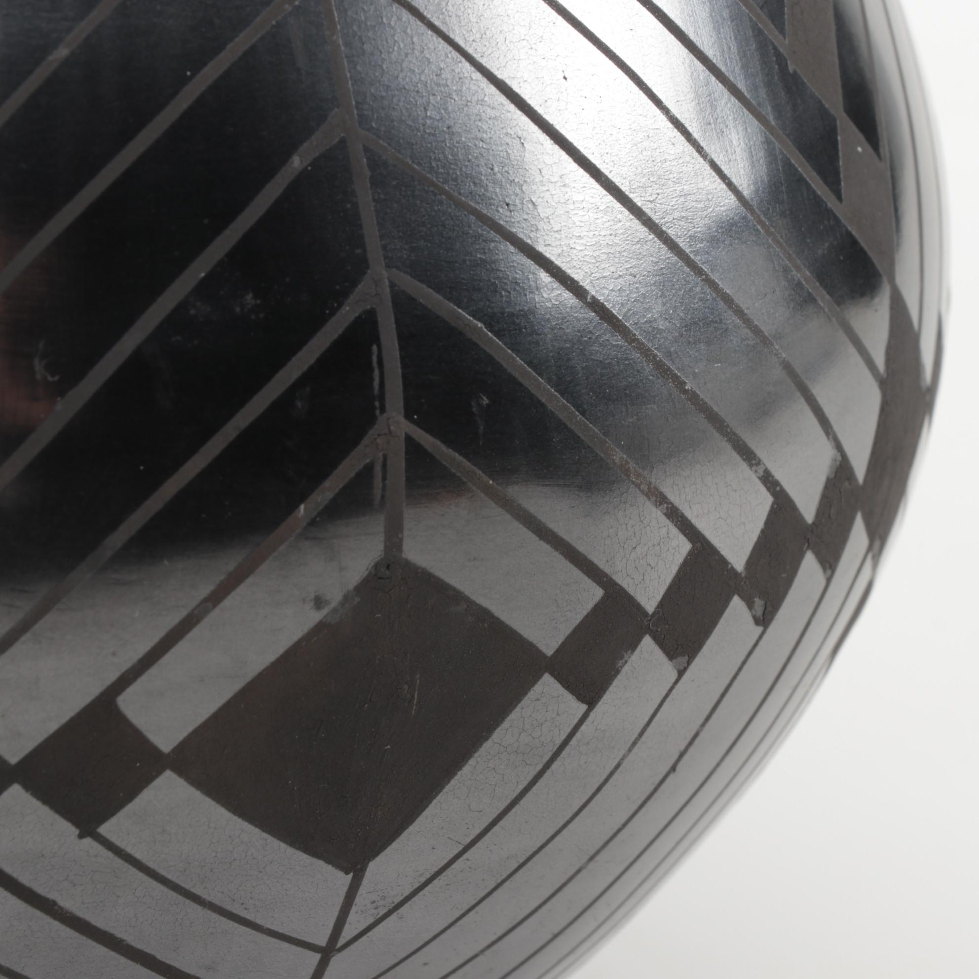 Mario Olivas Mata Ortiz Blackware Pottery Vase | EBTH