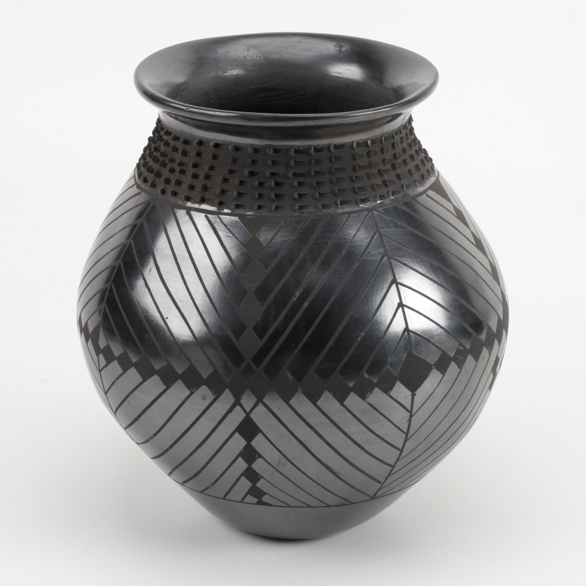 Mario Olivas Mata Ortiz Blackware Pottery Vase | EBTH