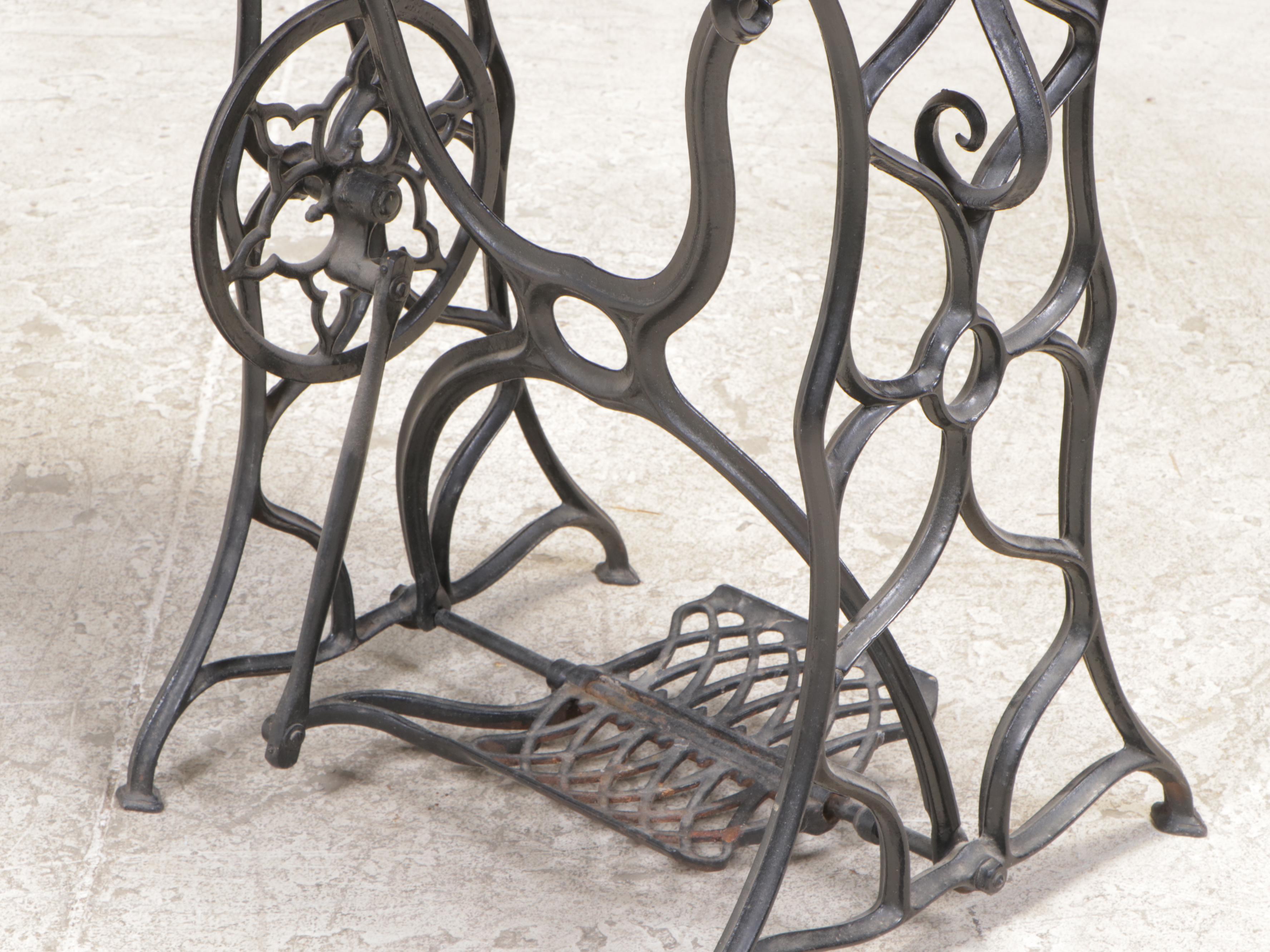 Singer Mfg Co. Cast Iron Sewing Machine With Treadle Table | EBTH