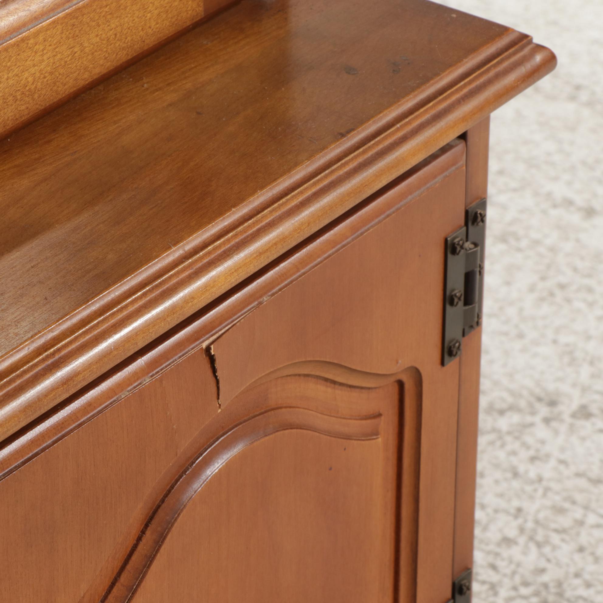 Colonial Revival Maple China Cabinet, Mid to Late 20th Century | EBTH