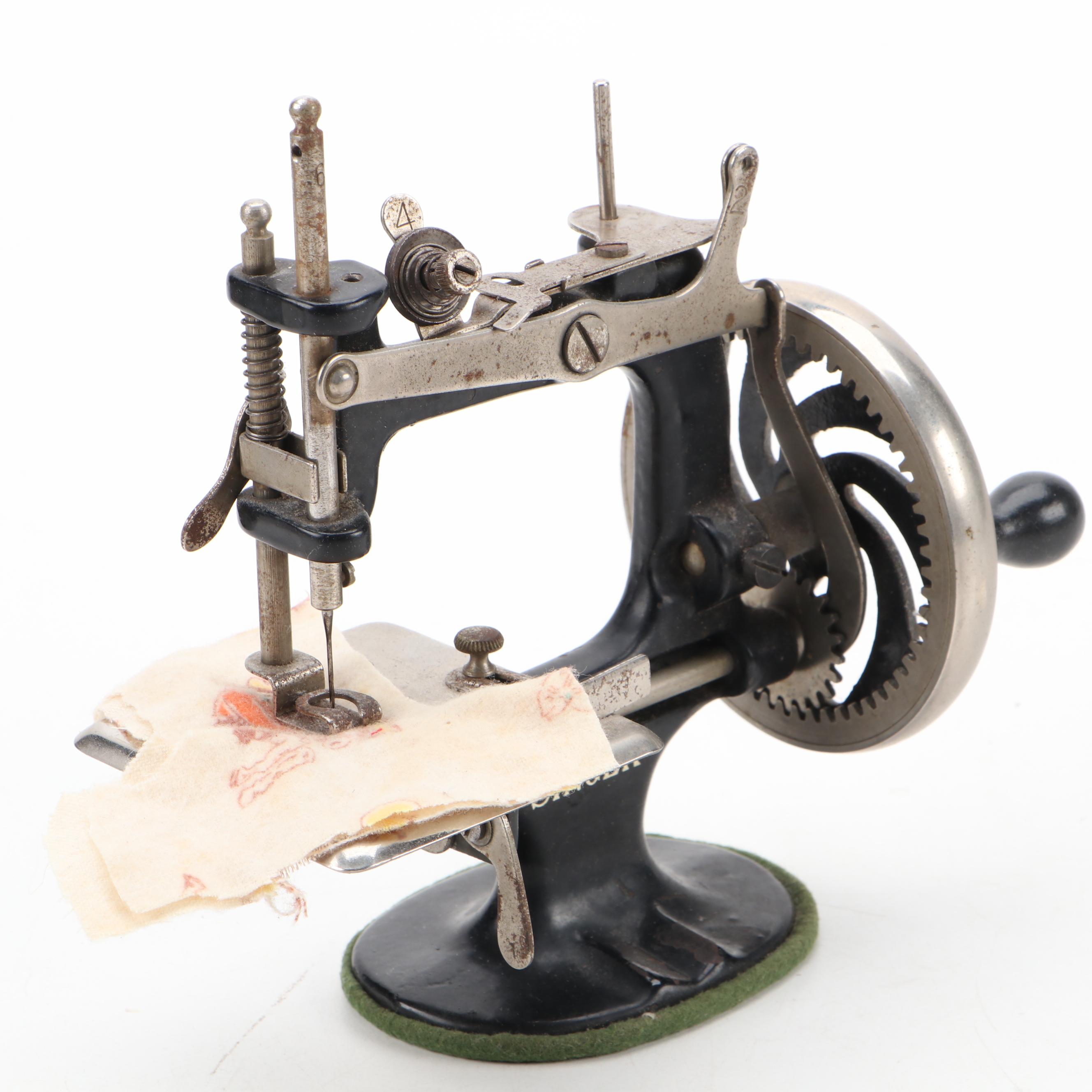 Singer Model 20 Hand Crank Child's Sewing Machine with Original Box | EBTH