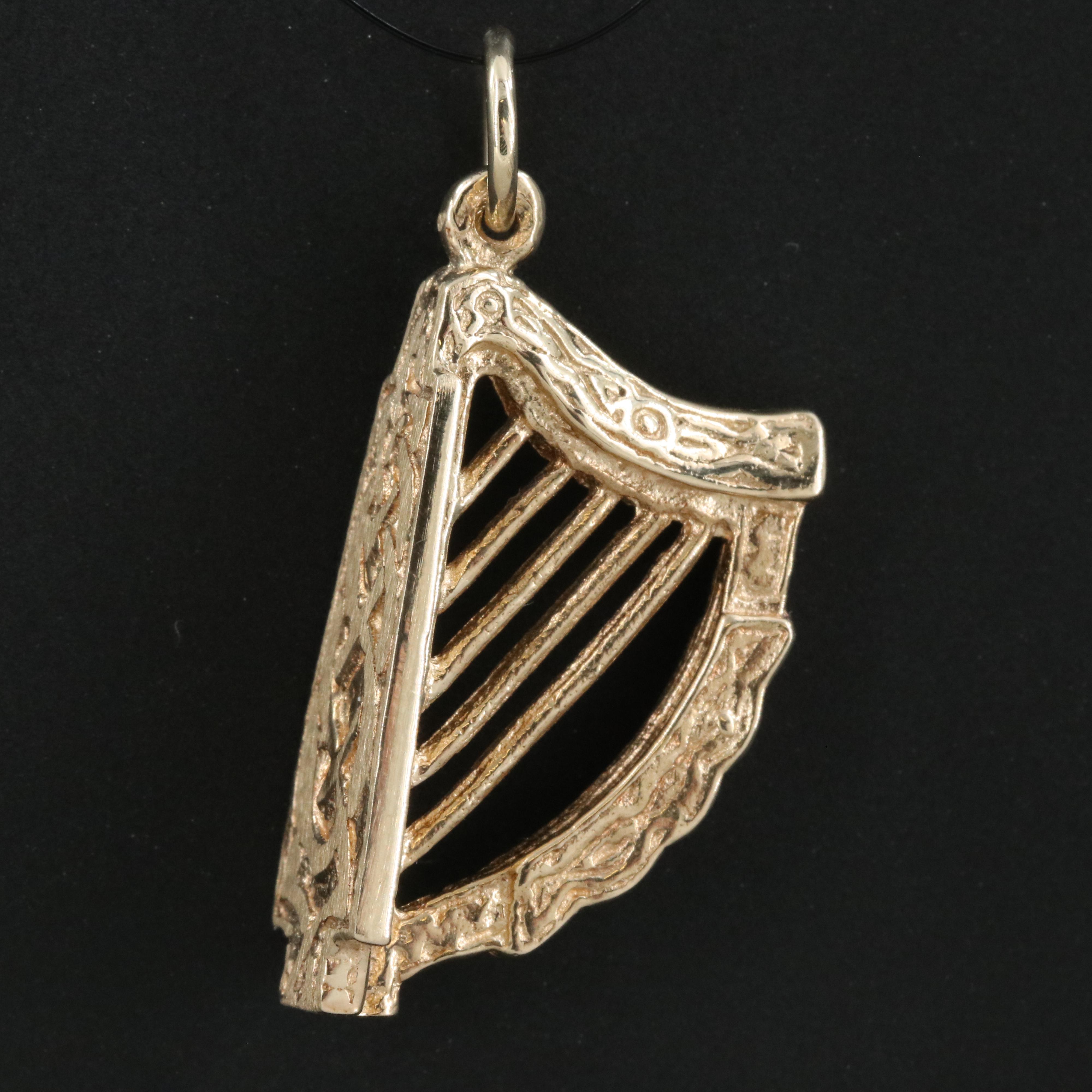 9K Celtic Knot Lap Harp Pendant | EBTH