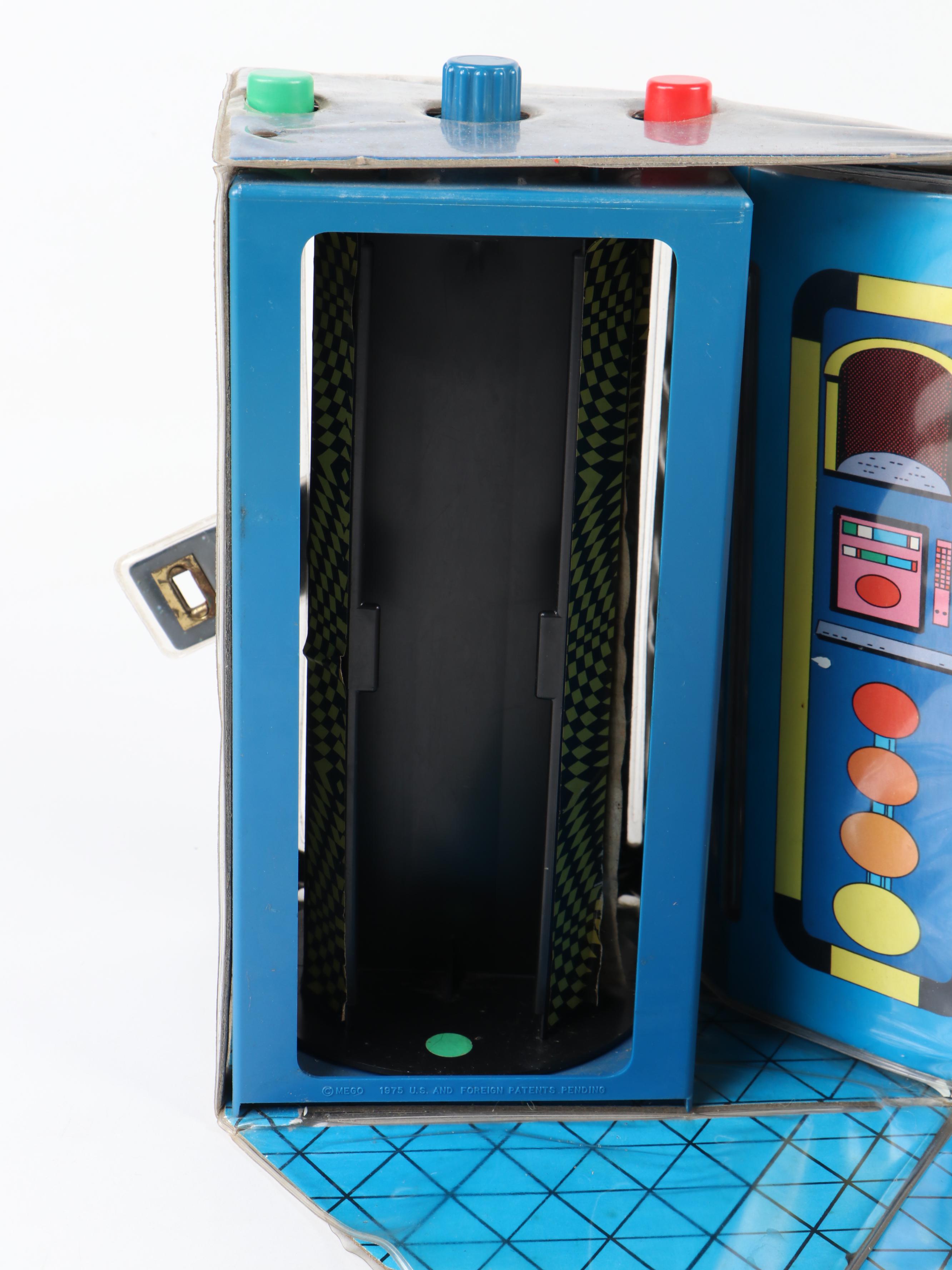 AMT Star Trek Action Playset, U.S.S. Enterprise Model Kit and Action ...