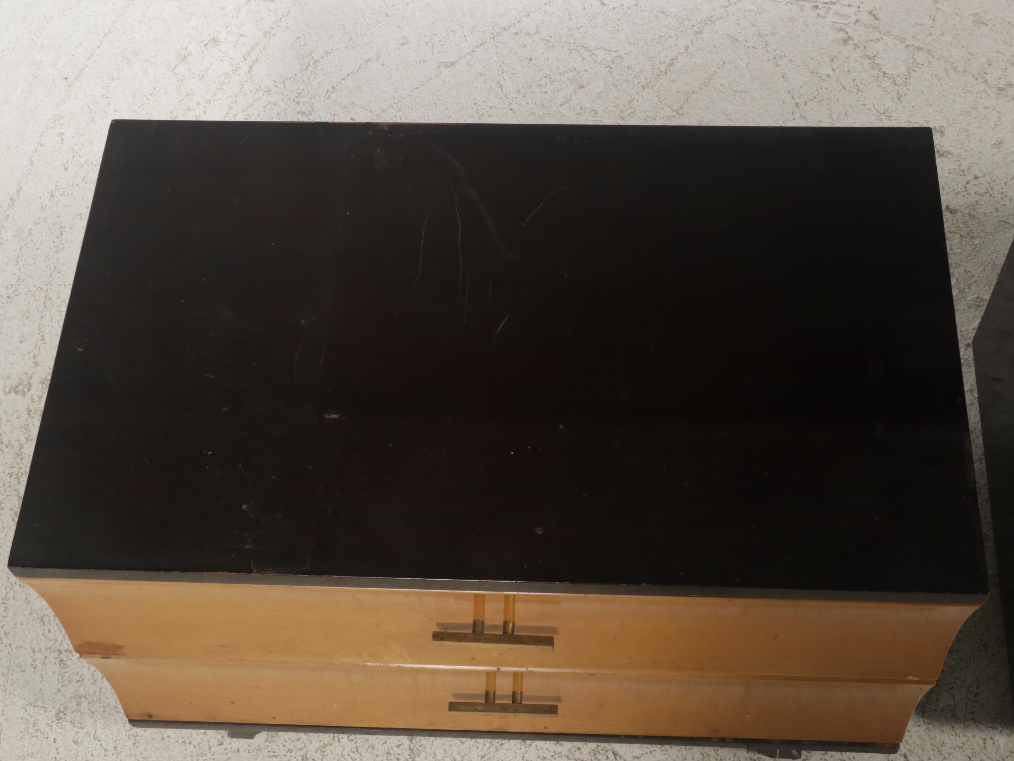 Pair of Mid Century Modern Two-Tone Mahogany Bedside Chests | EBTH