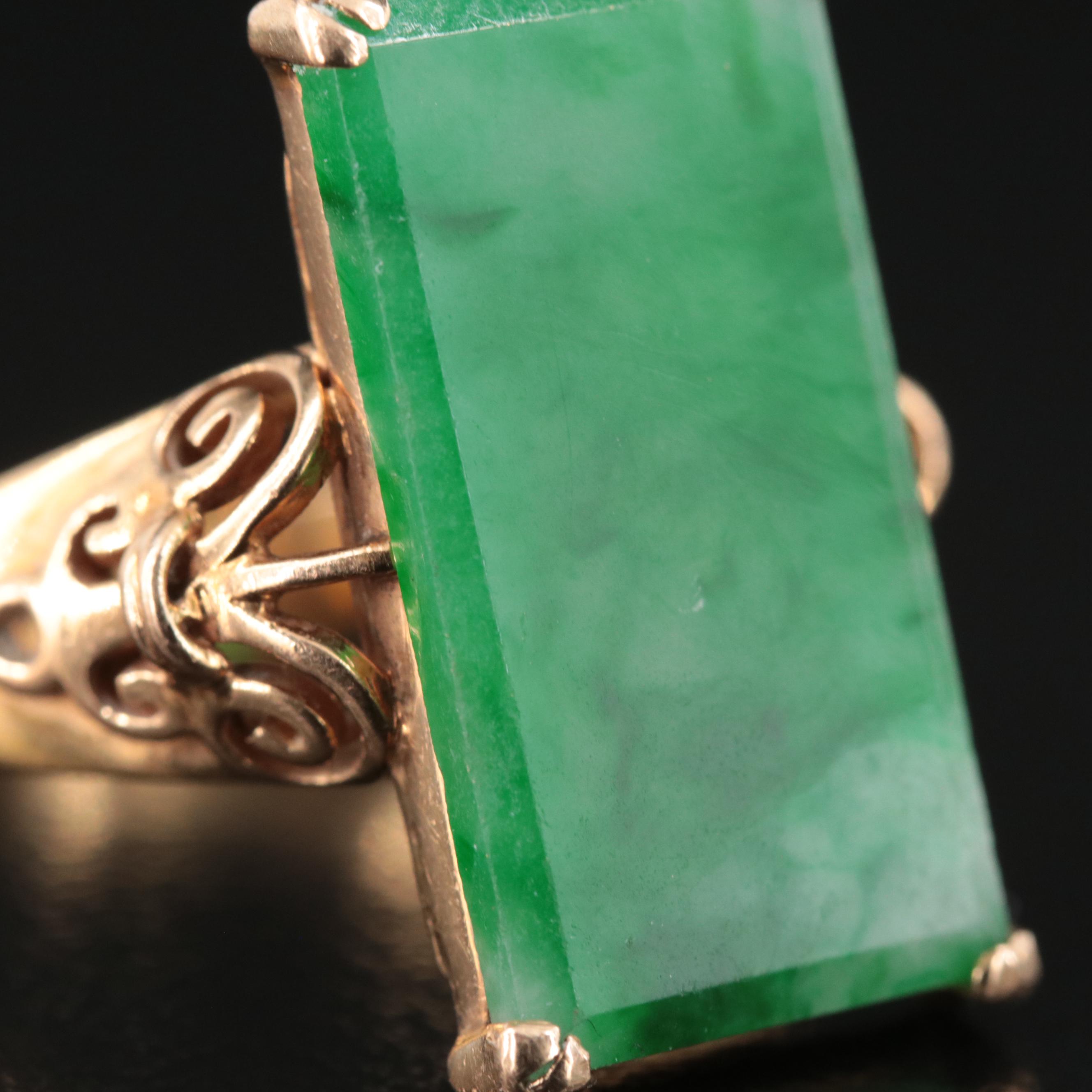 Vintage Hoang 18K Jadeite Ring with Fleur-de-Lis Accented Shoulders | EBTH