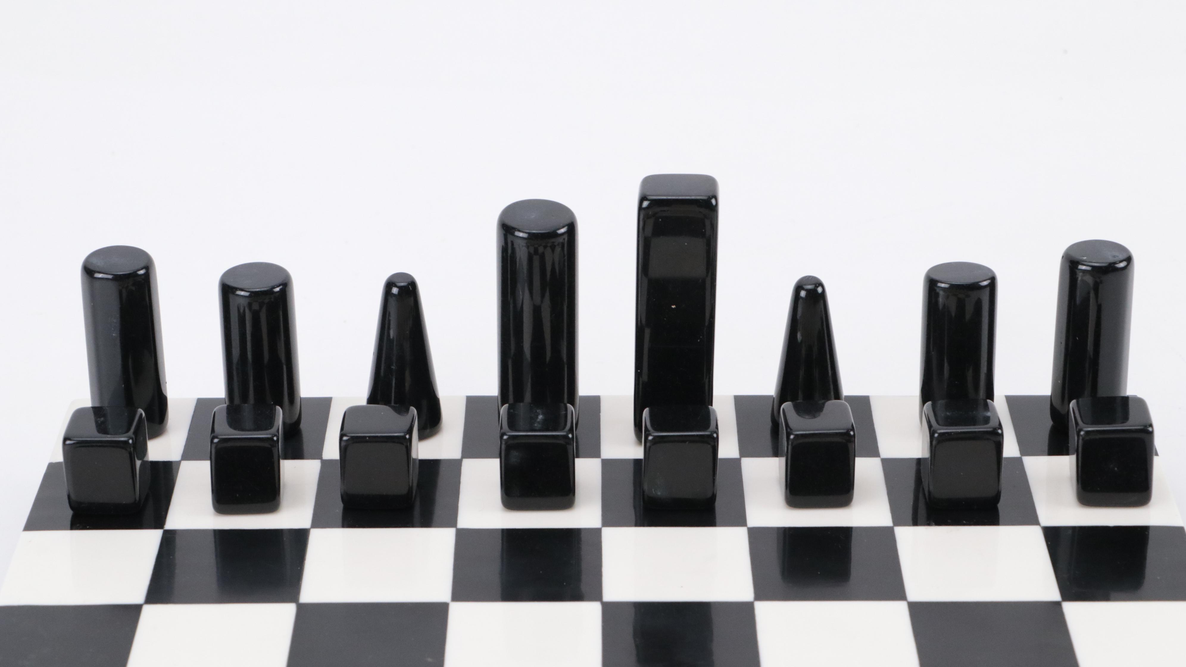 Indian Bone and Cow Horn Modernist Chess Set | EBTH