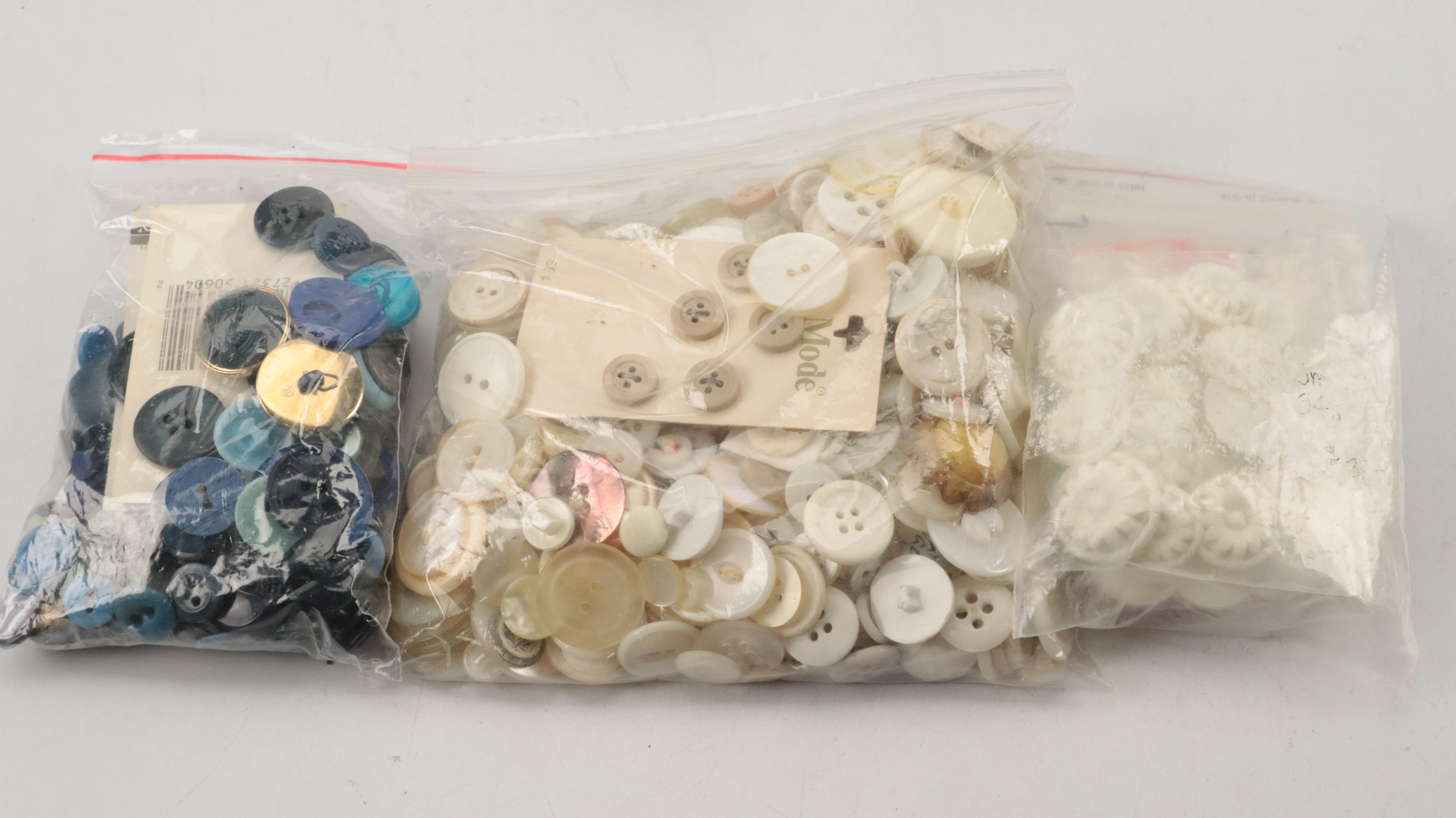 Plastic, Metal, Composite, and Fabric Buttons | EBTH