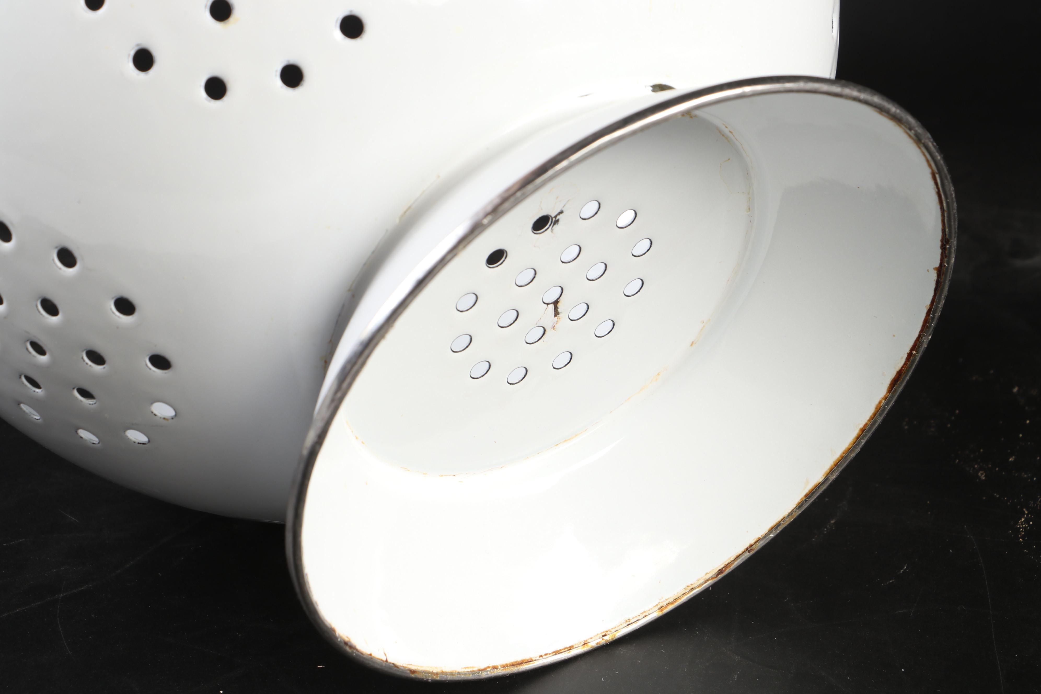 Enameled Metal and Ceramic Colanders with Other Kitchenalia | EBTH