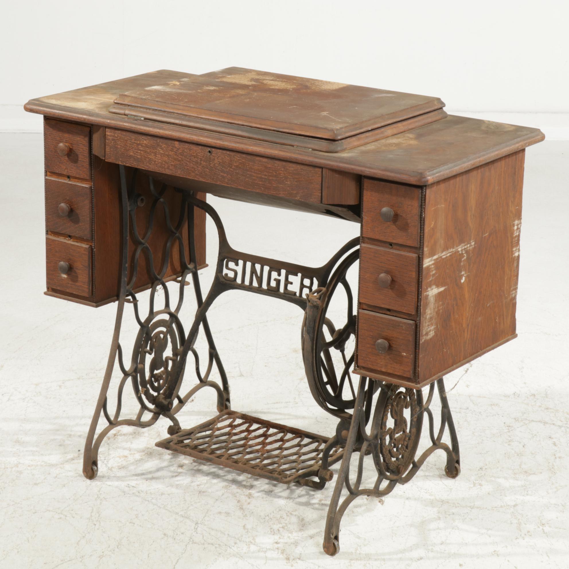 Singer Sewing Machine in Oak and Cast Iron Cabinet, Early 20th Century ...