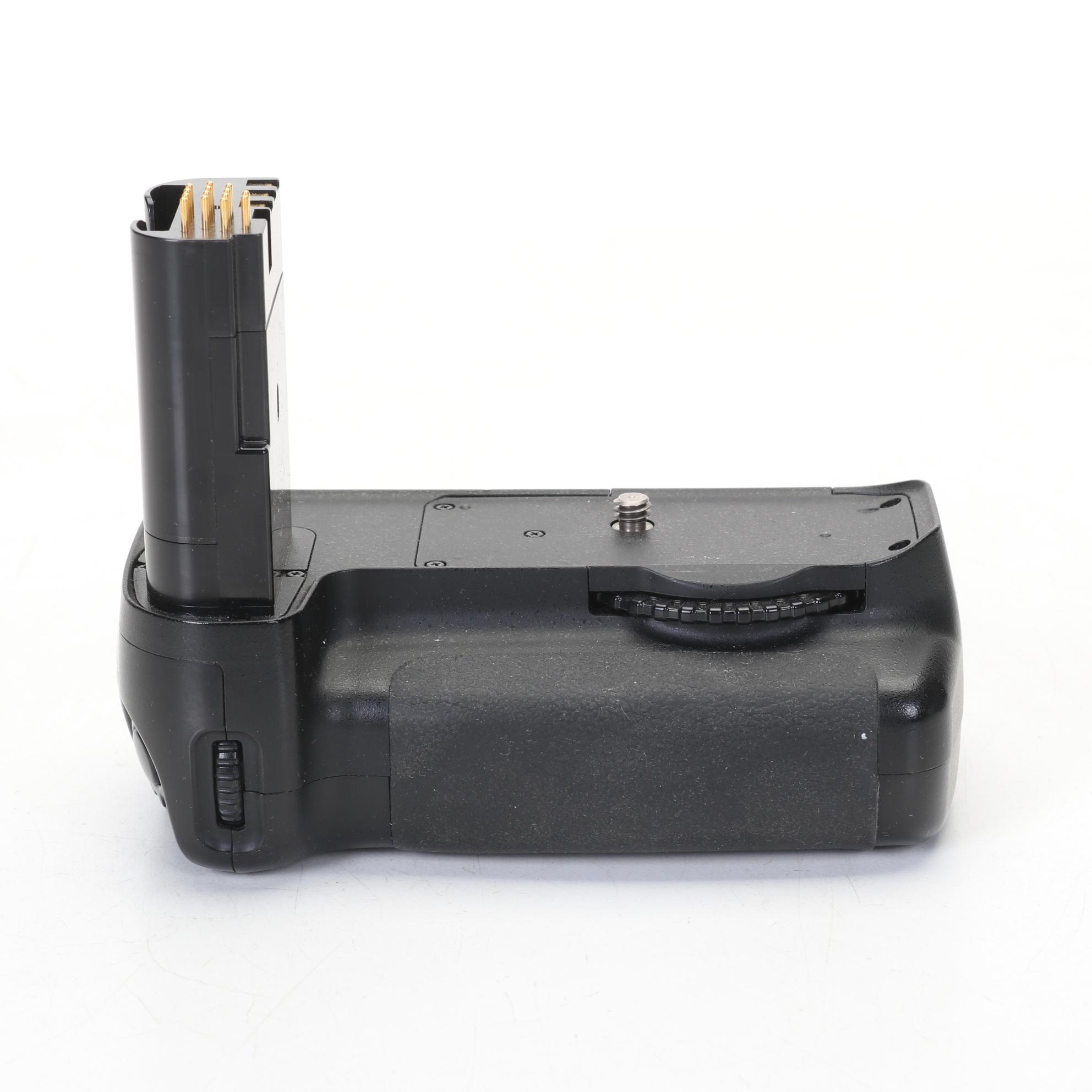 Nikon Accessories with Power Grips, L-Brackets and Battery Pack | EBTH