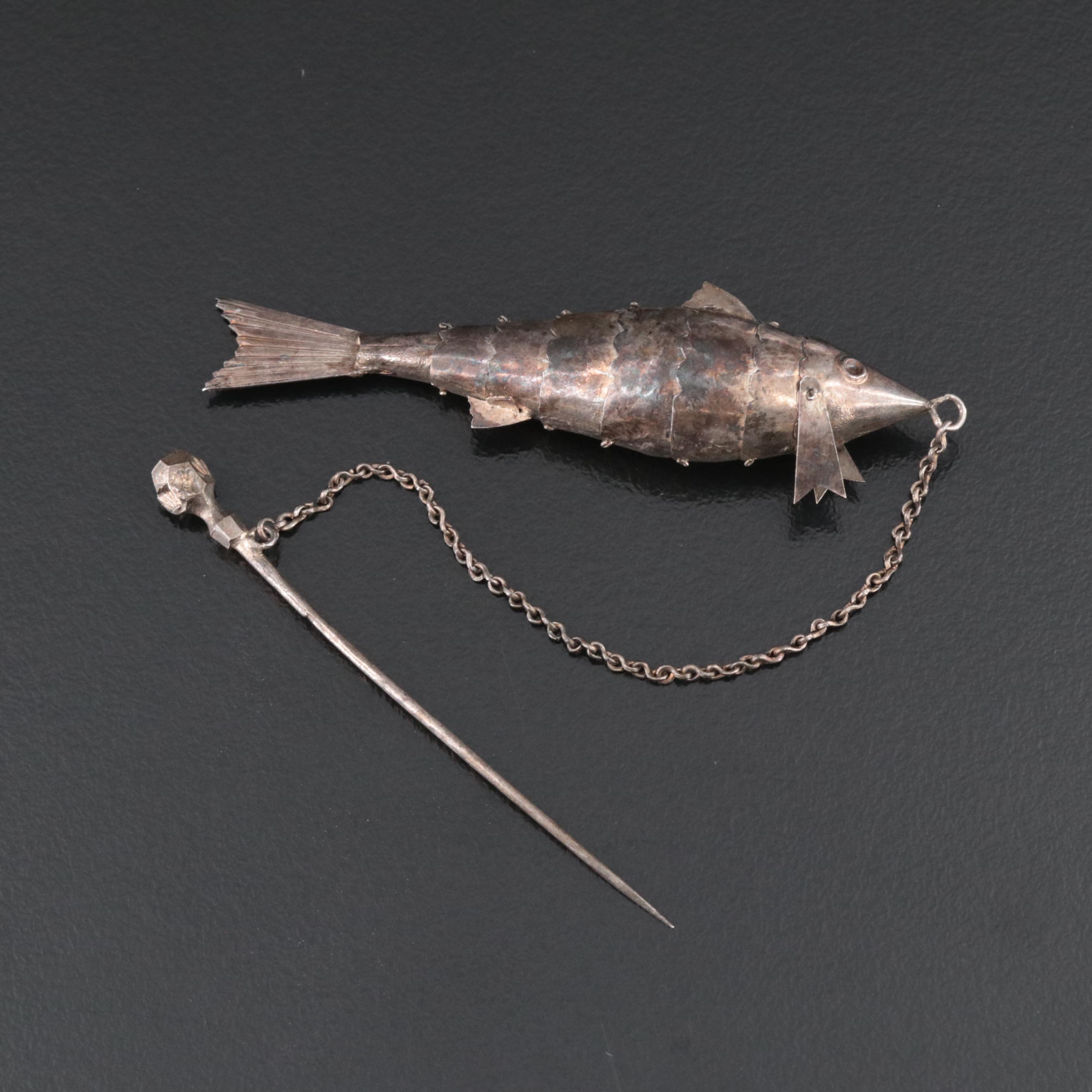 900 Silver Articulated Dangle Fish Pin on Chain | EBTH