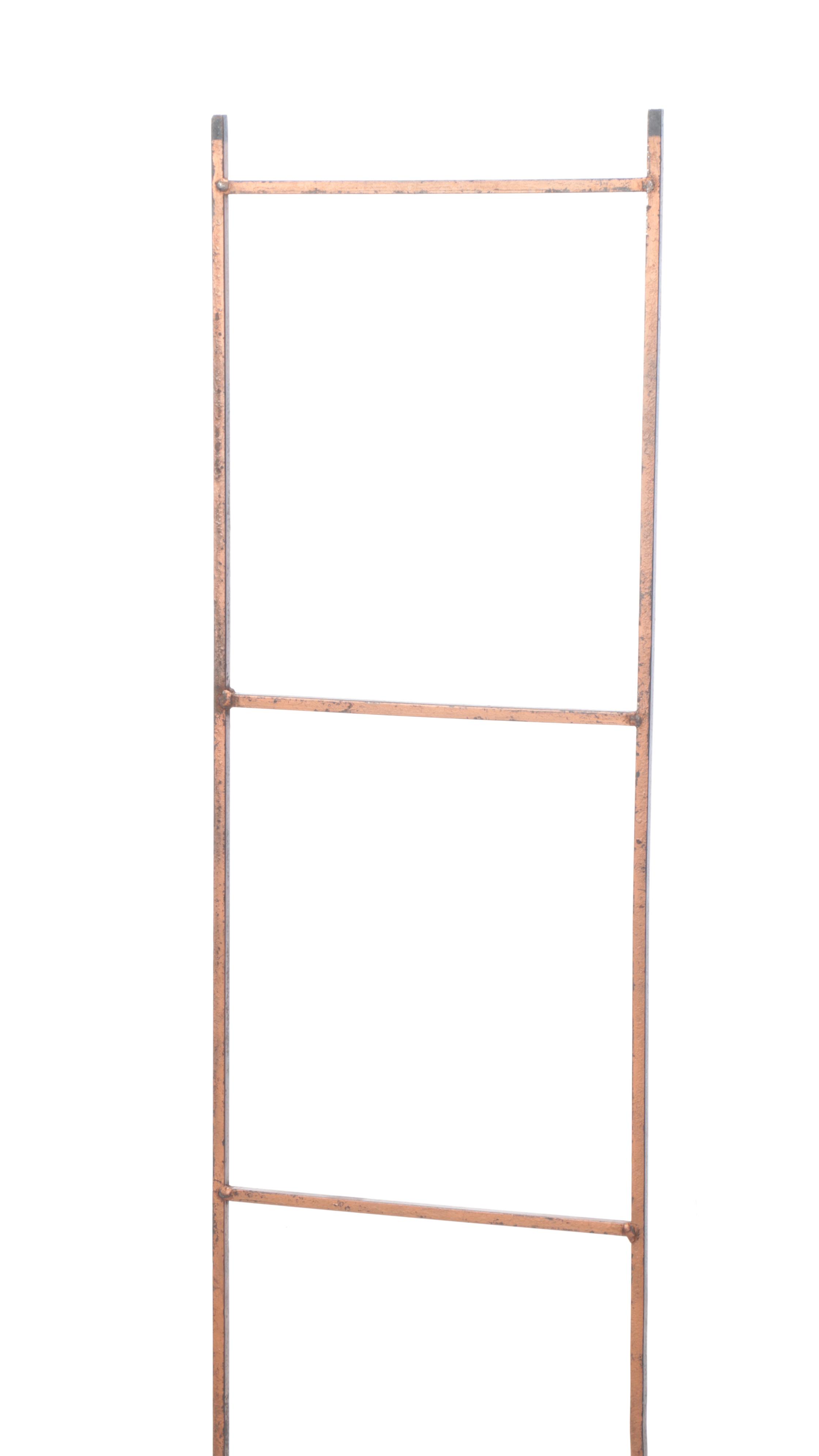 Metal Retail Display Stands | EBTH