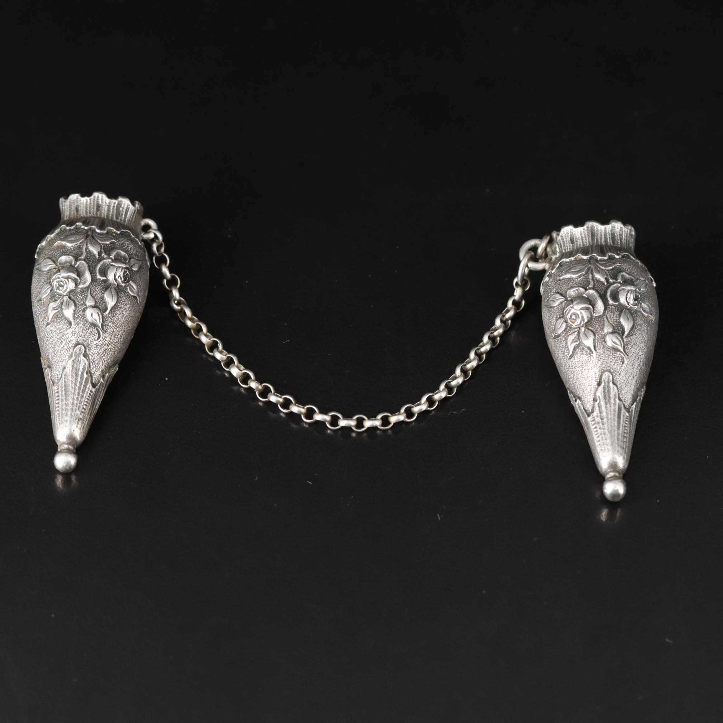 900 Silver Cape Fasteners | EBTH