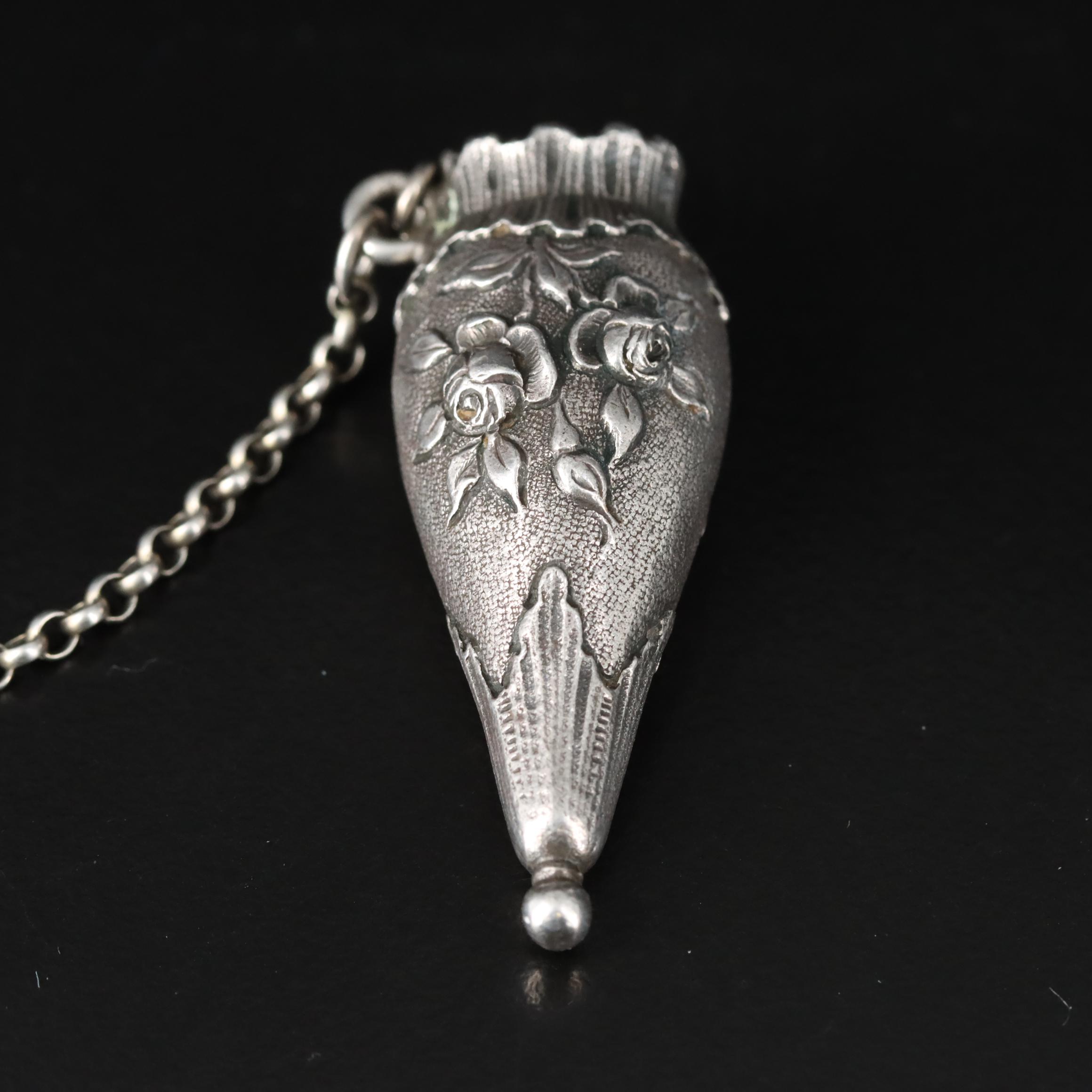 900 Silver Cape Fasteners | EBTH