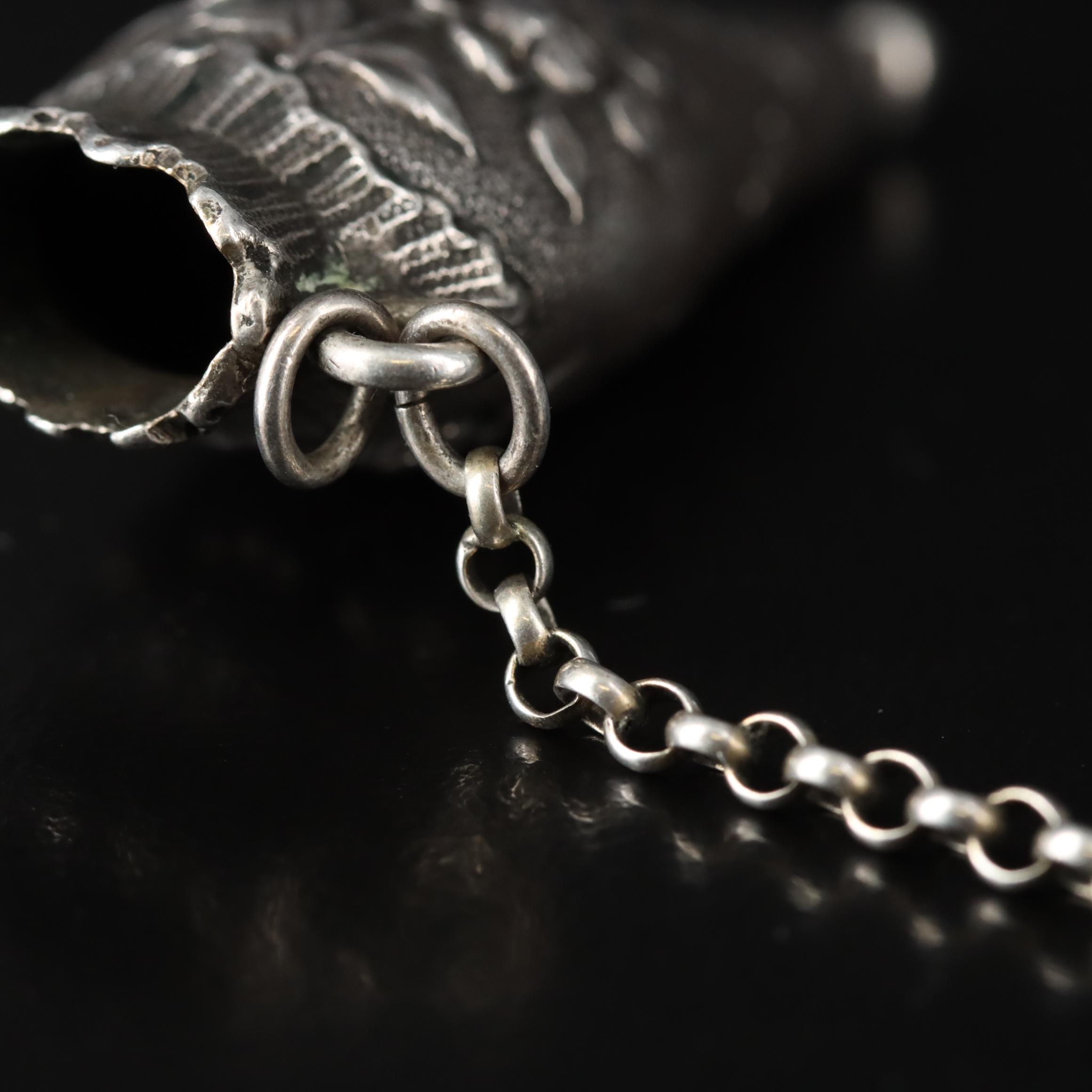 900 Silver Cape Fasteners | EBTH