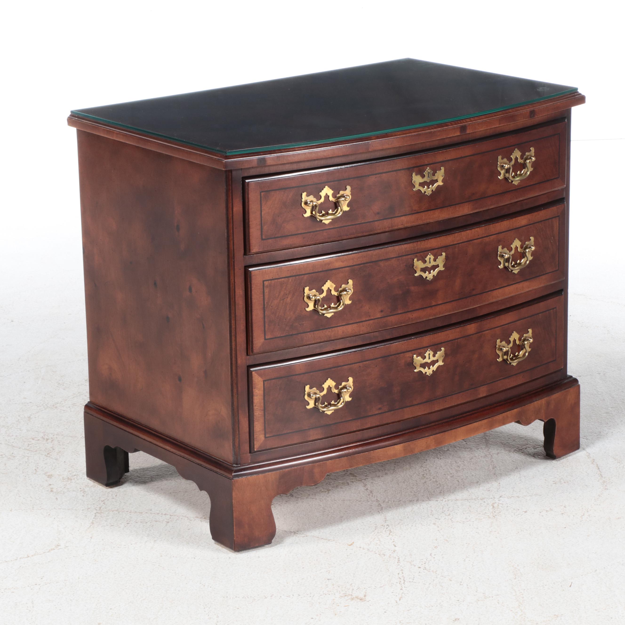 Pair of Henredon "Aston Court" Mahogany and Crossbanded Bedside Chests ...