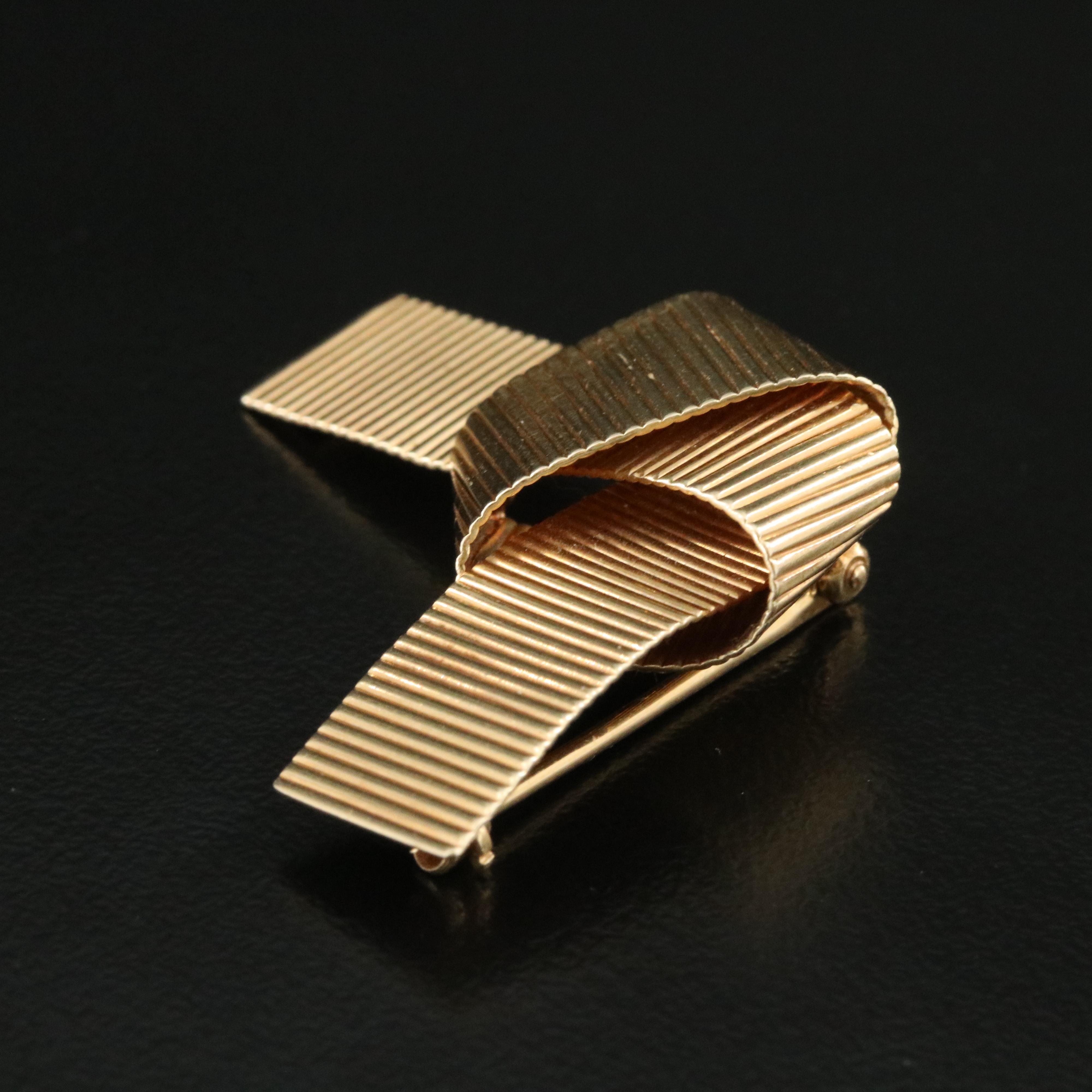 Cartier Retro 14K Corrugated Ribbon Brooch | EBTH