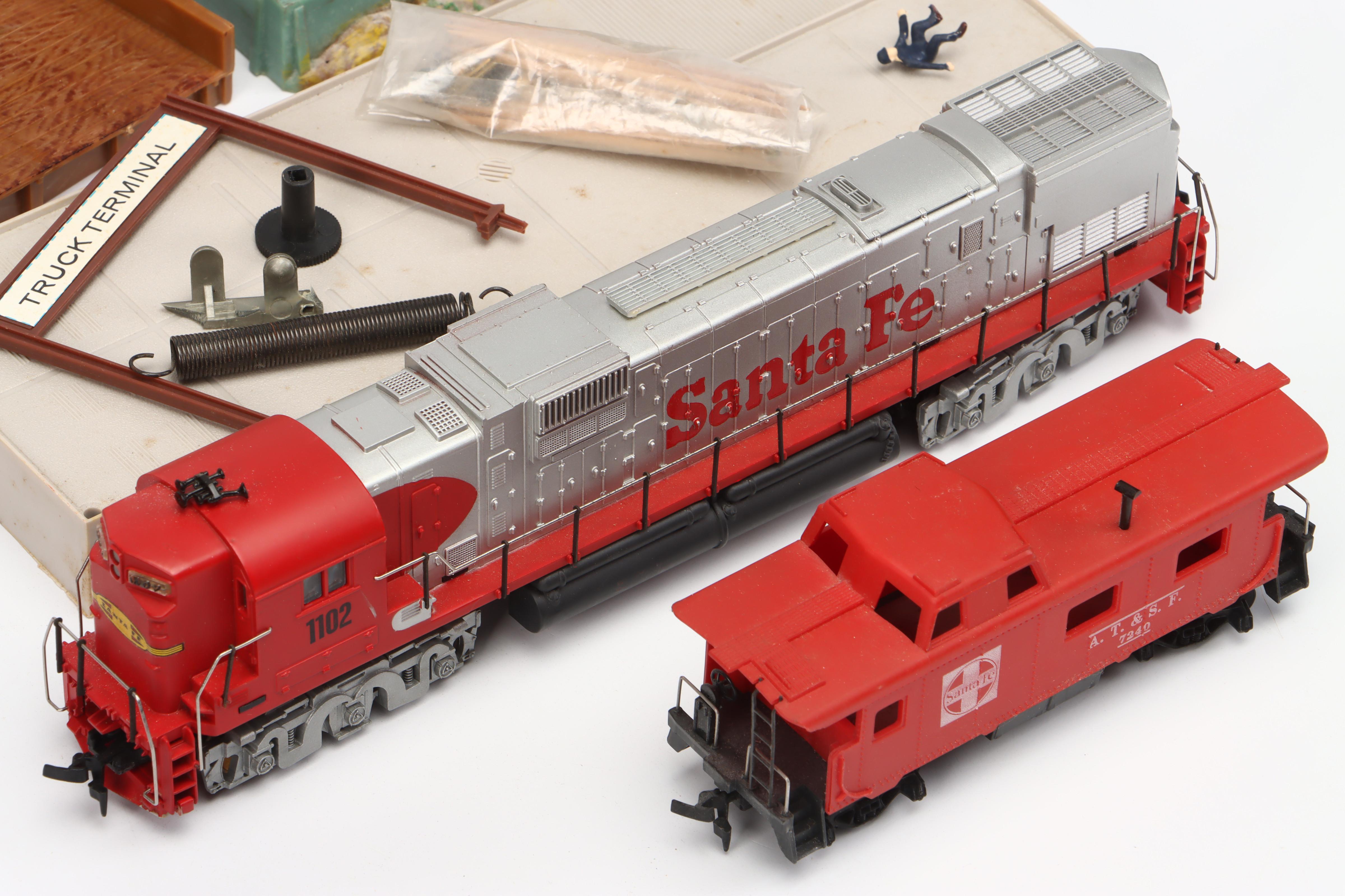 Tyco Santa Fe Diesel Locomotive and Train Cars with Transformer and ...