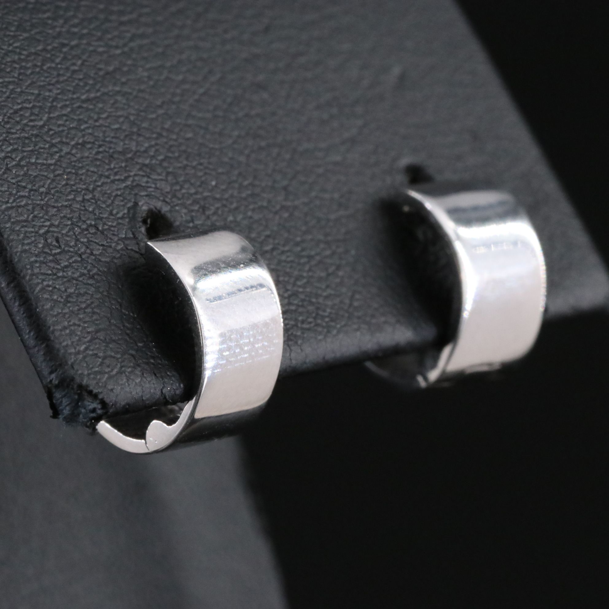 14K Huggie Hoops | EBTH