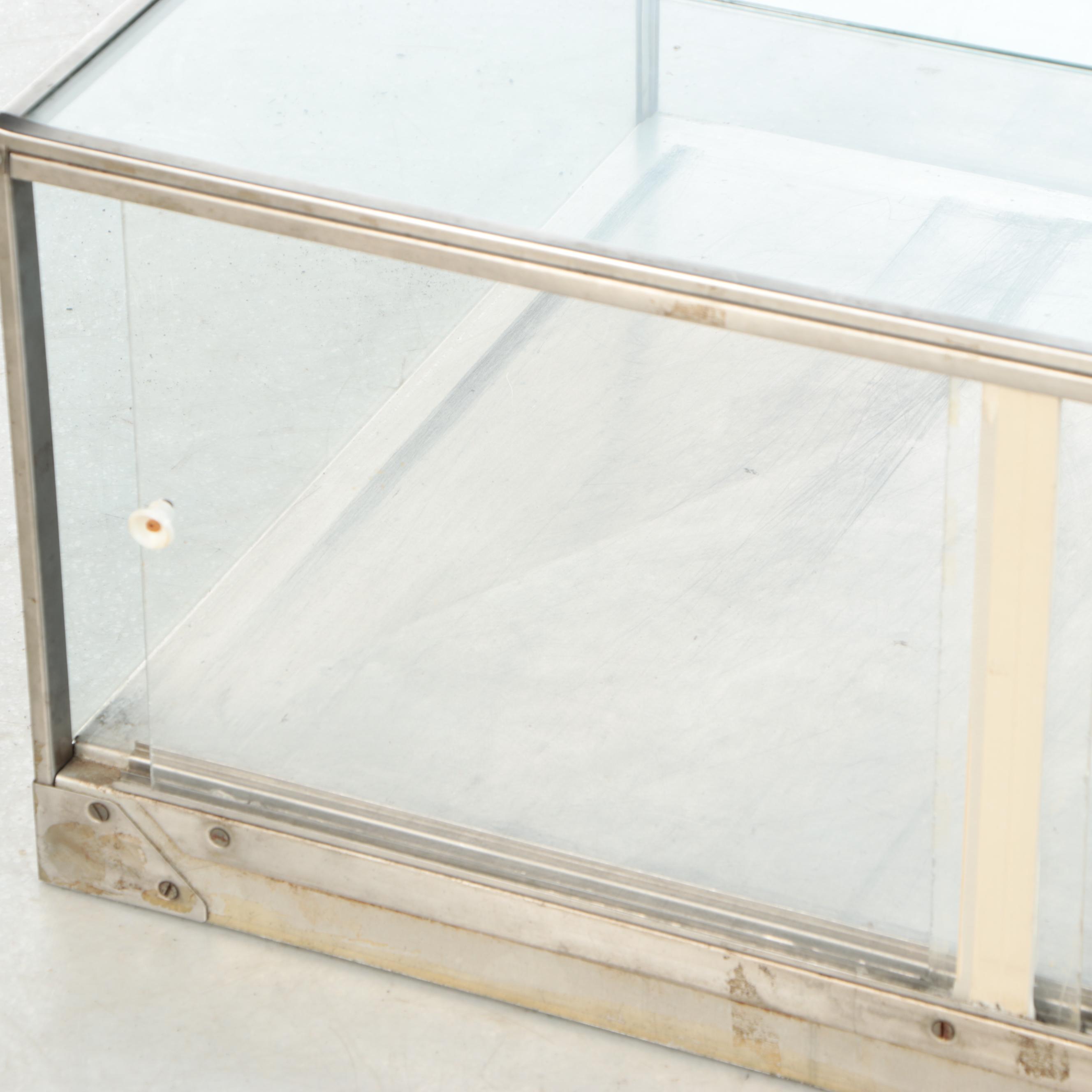 Curved Glass Tabletop Display Case | EBTH